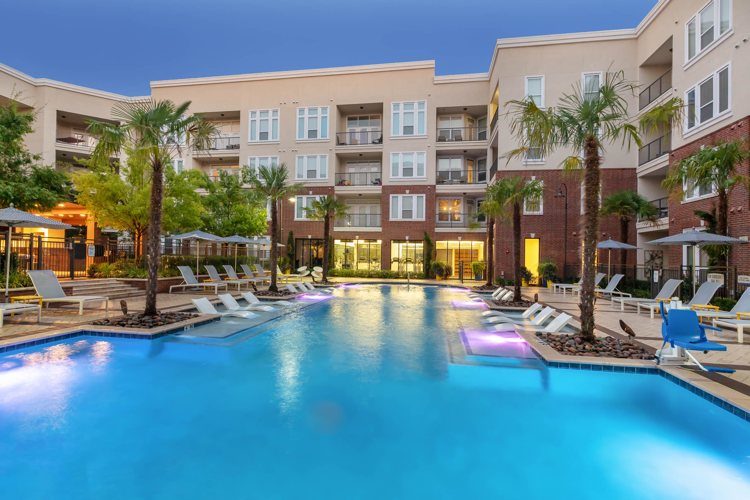 Luxury Apartments in Frisco | AMLI Frisco Crossing