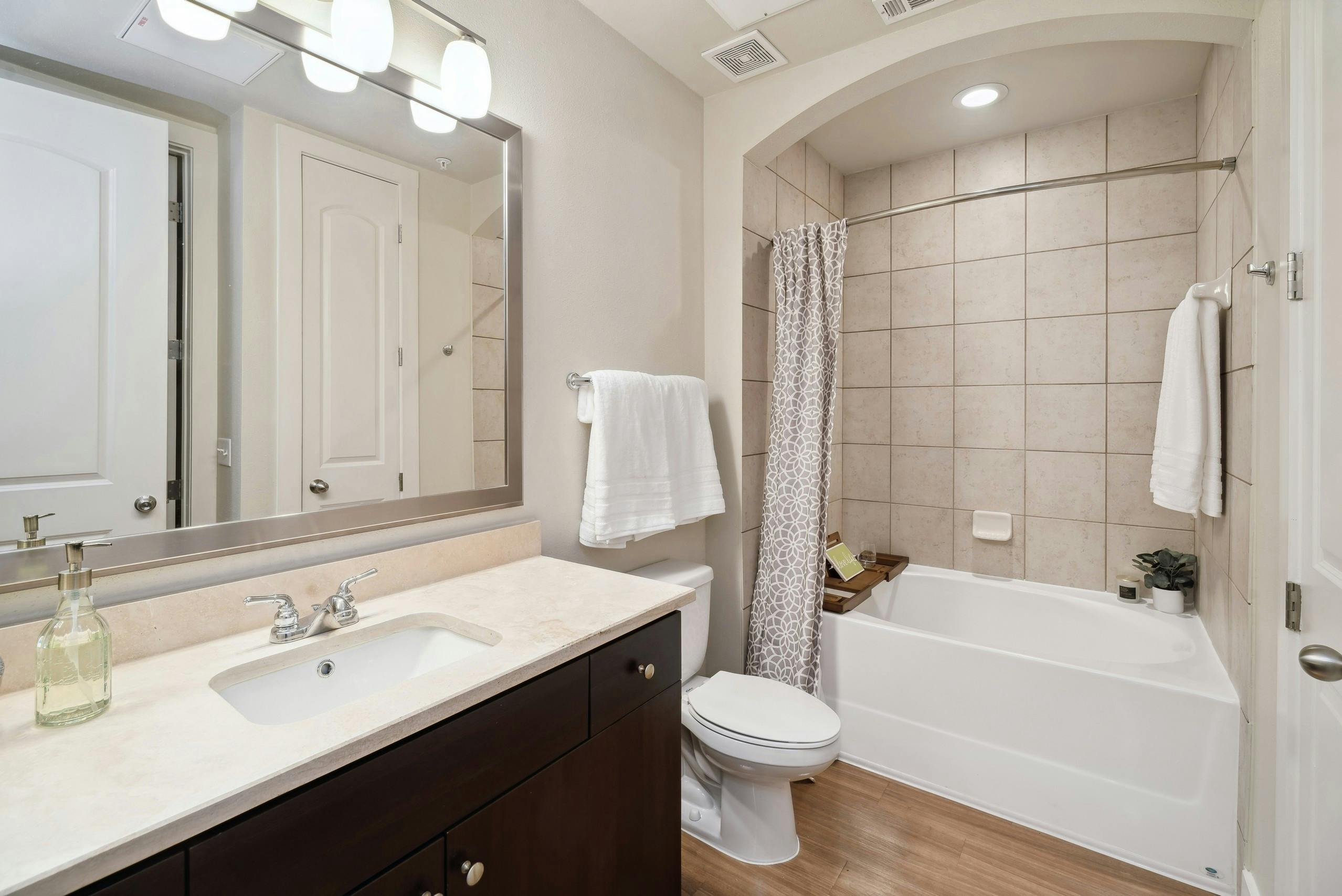 Studio, 1 & 2 Bedroom Apartments in Lone Tree | AMLI RidgeGate