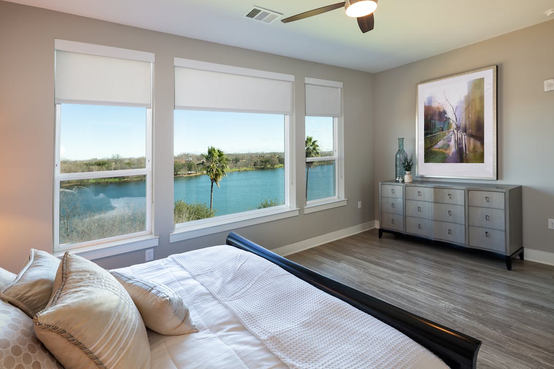 East Riverside Studio, 1 & 2 BR Apartments | AMLI South Shore