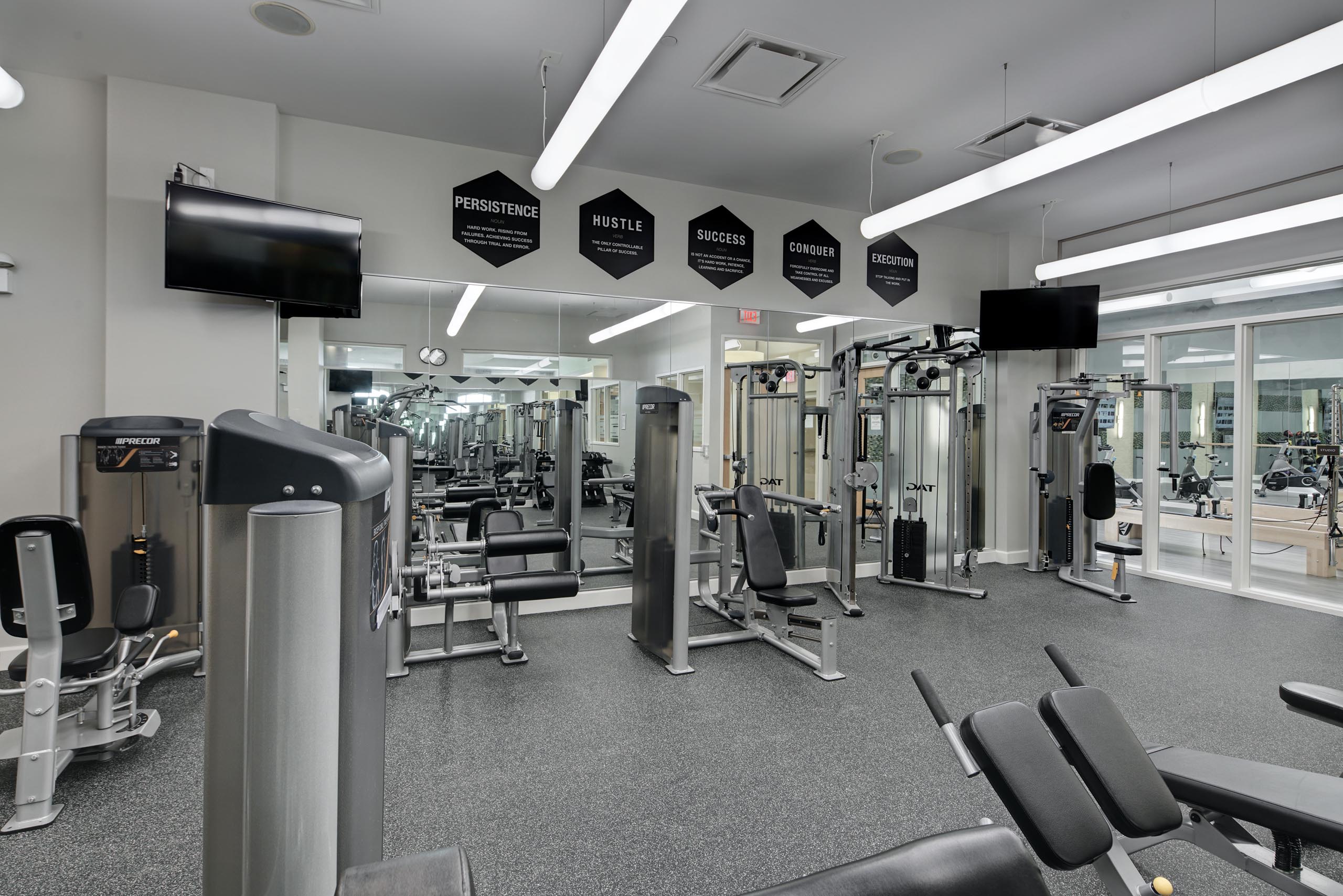 Evanston Luxury Apartment Amenities | AMLI Evanston