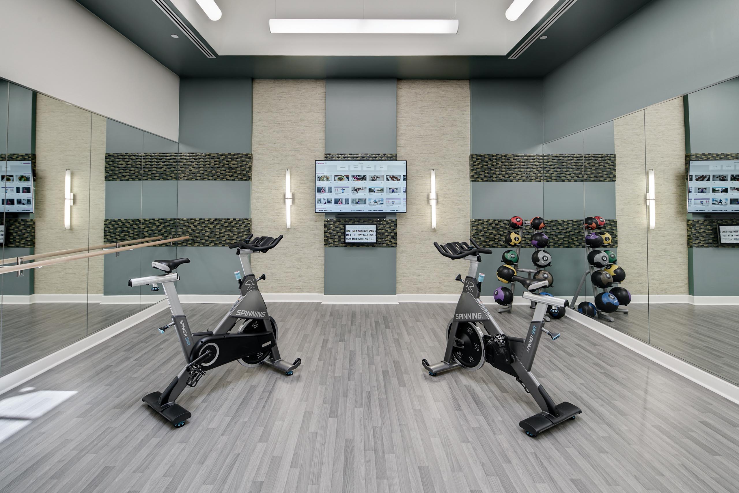 Evanston Luxury Apartment Amenities | AMLI Evanston