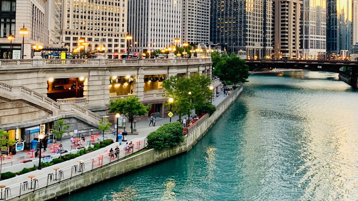 Chicago Ave Apartments near River North | AMLI 808