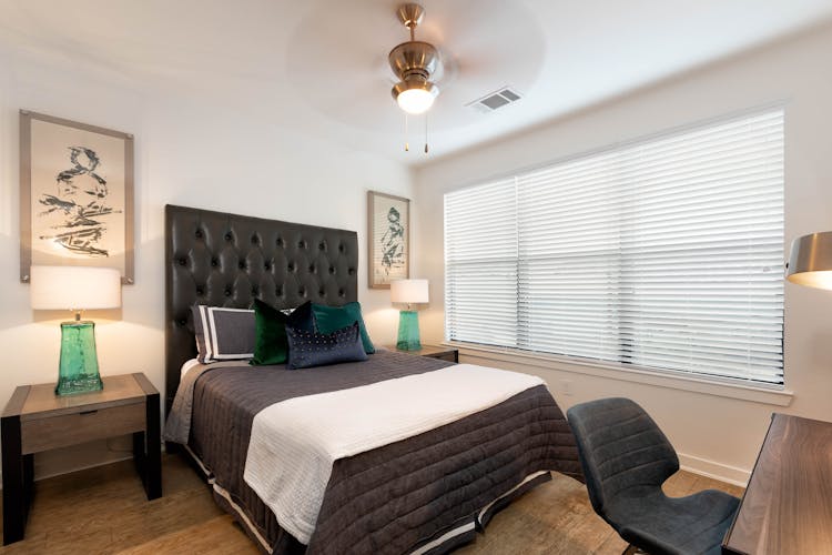 1 & 2 BR Uptown Dallas Apartments | AMLI Quadrangle