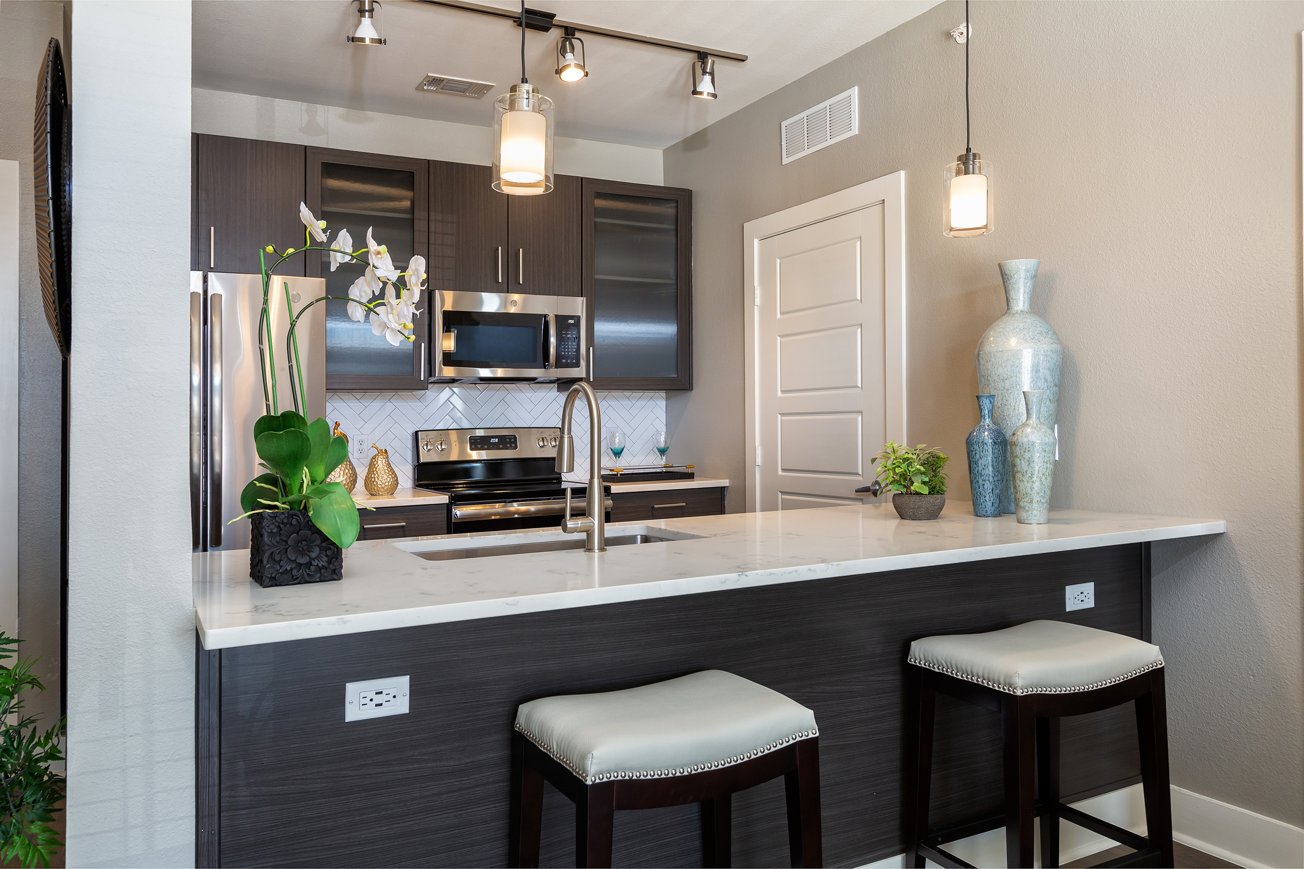 East Riverside Studio, 1 & 2 BR Apartments | AMLI South Shore