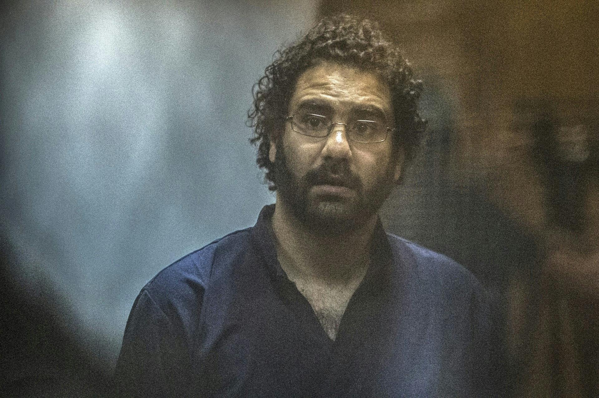 Alaa Abdel Fattah a cessé sa grève de la faim et de la soif - Amnesty ...