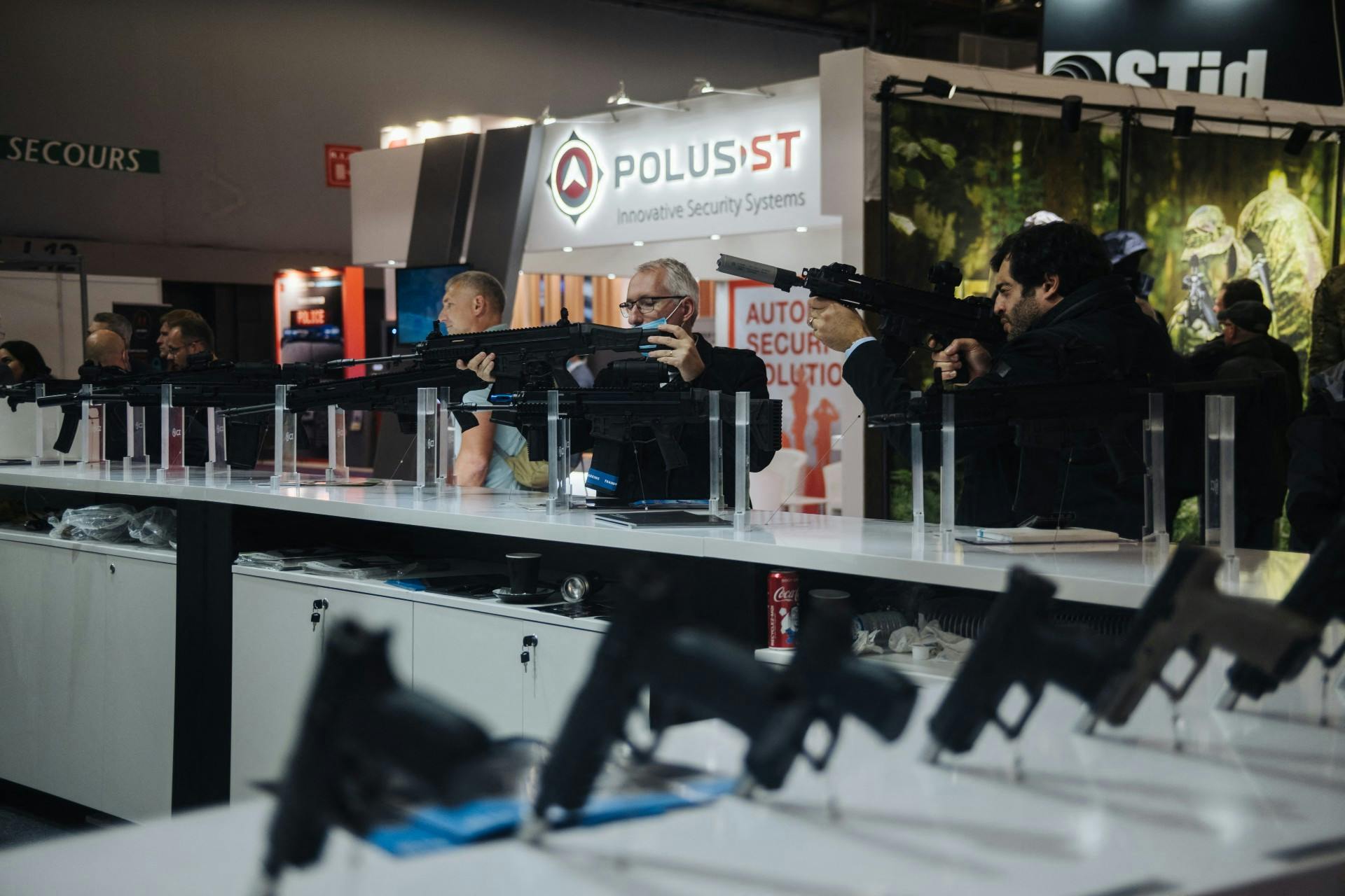Des armes de maintien de l’ordre illégales au salon Milipol de Paris ...