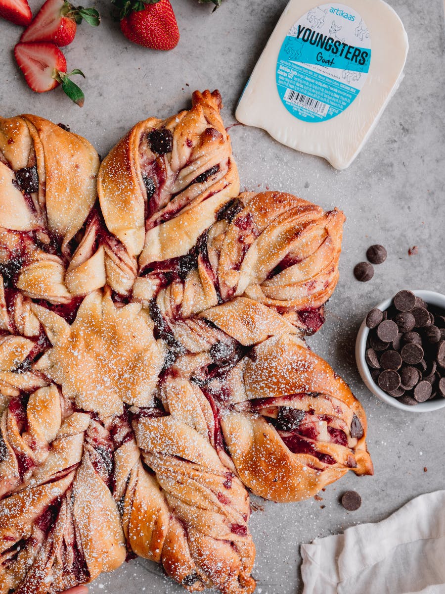 Cheesy Chocolate Strawberry Star Bread - Artikaas