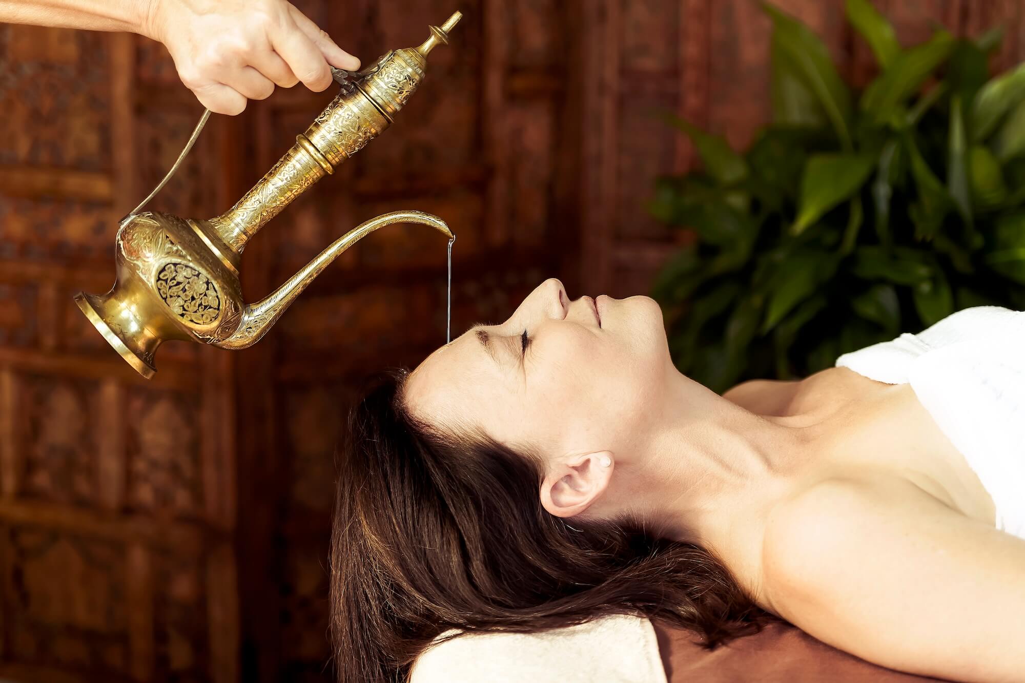 Takradhara - Stirnguss mit Buttermilch | Ayurveda Klinik