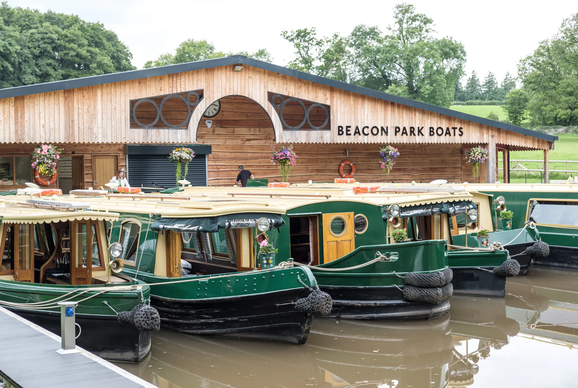 Luxury canal boat holidays UK | Narrowboat Hire in Brecon, South Wales ...
