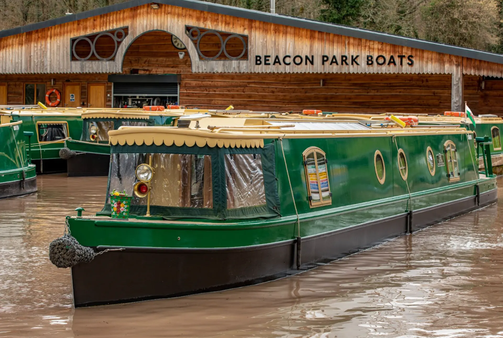 Luxury canal boat holidays UK | Narrowboat Hire in Brecon, South Wales ...