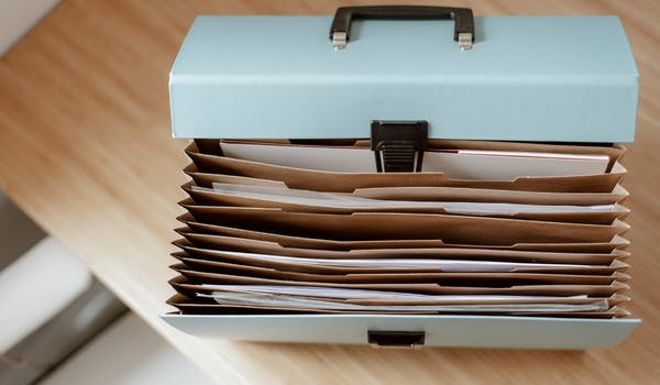 Las carpetas y archivadores son esenciales para mantener el orden de ...