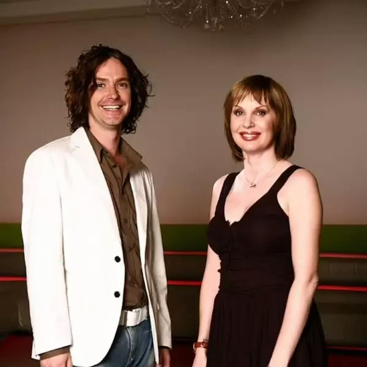 Mulher gasta R$ 9,5 milhões da loteria ganhos pelo marido.