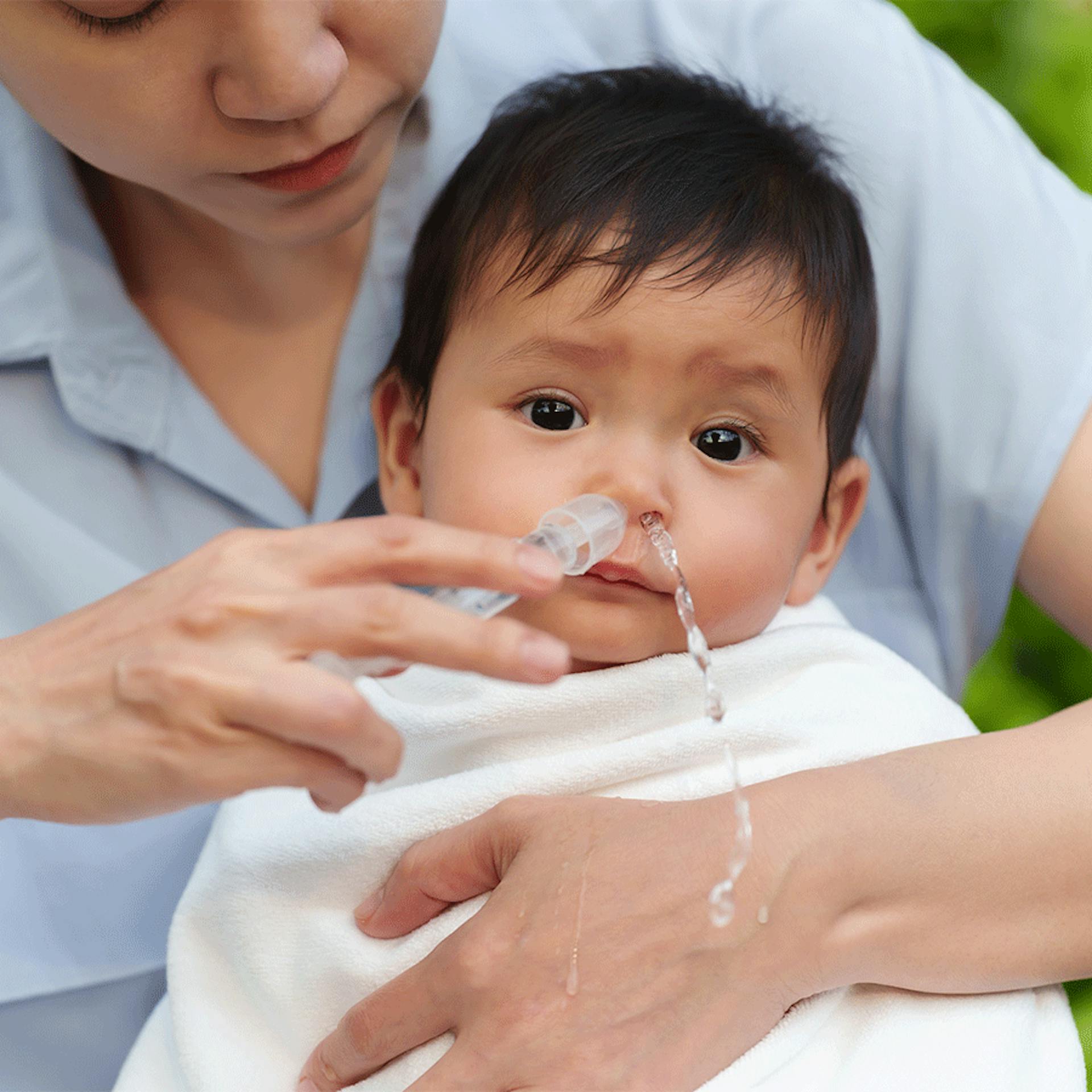 Comment faire un lavage de nez à son enfant ? | Les conseils Pédiatrie Boiron