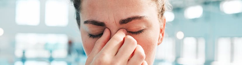 Yeux rouges : causes, symptômes & solutions