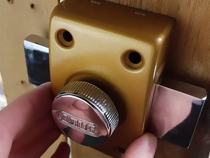 Choisir & Poser un Verrou de Porte → Conseils de nos Experts