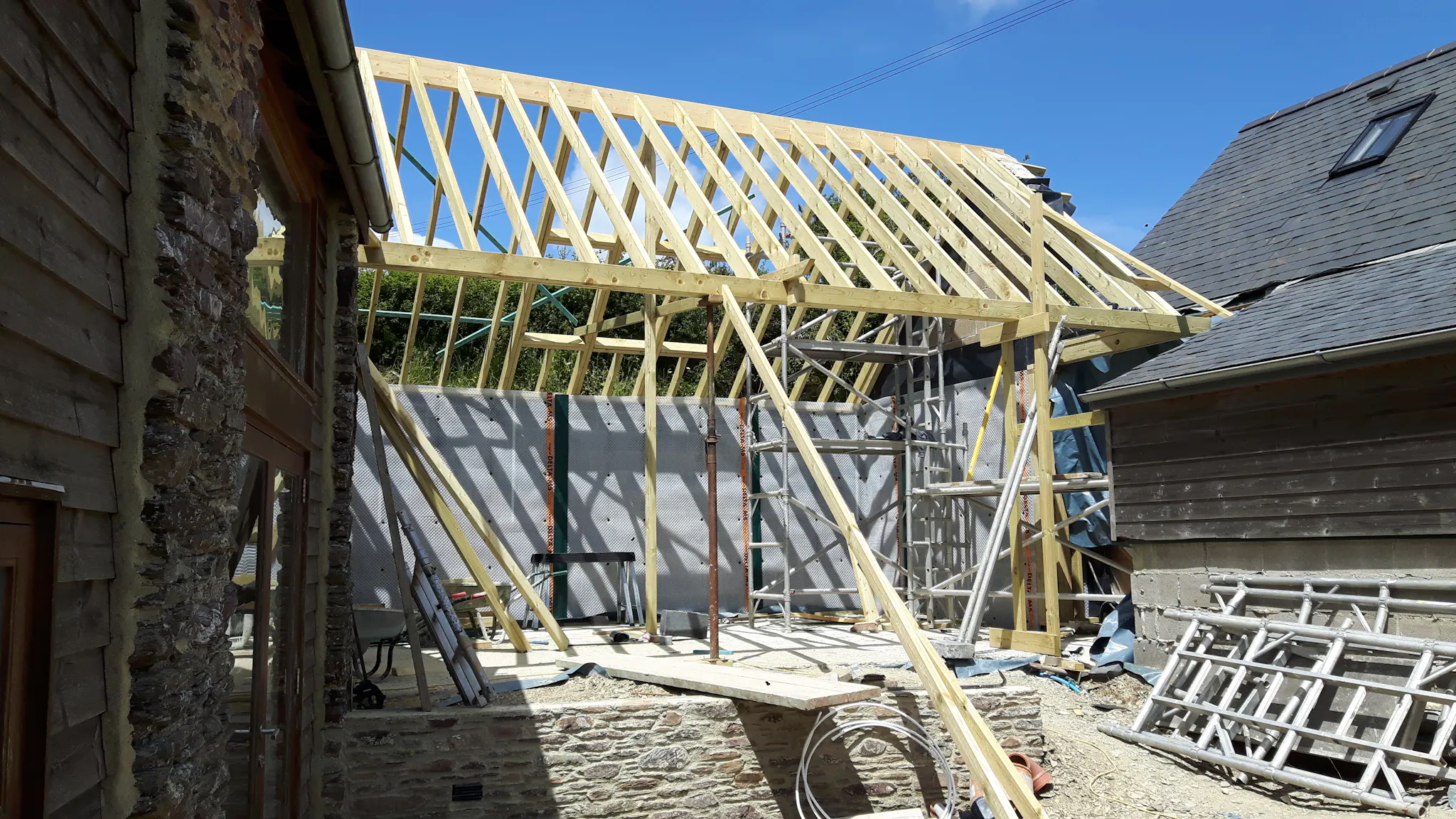 Oak Framed Extension Joins Barn and Kitchen – Carpenter Oak