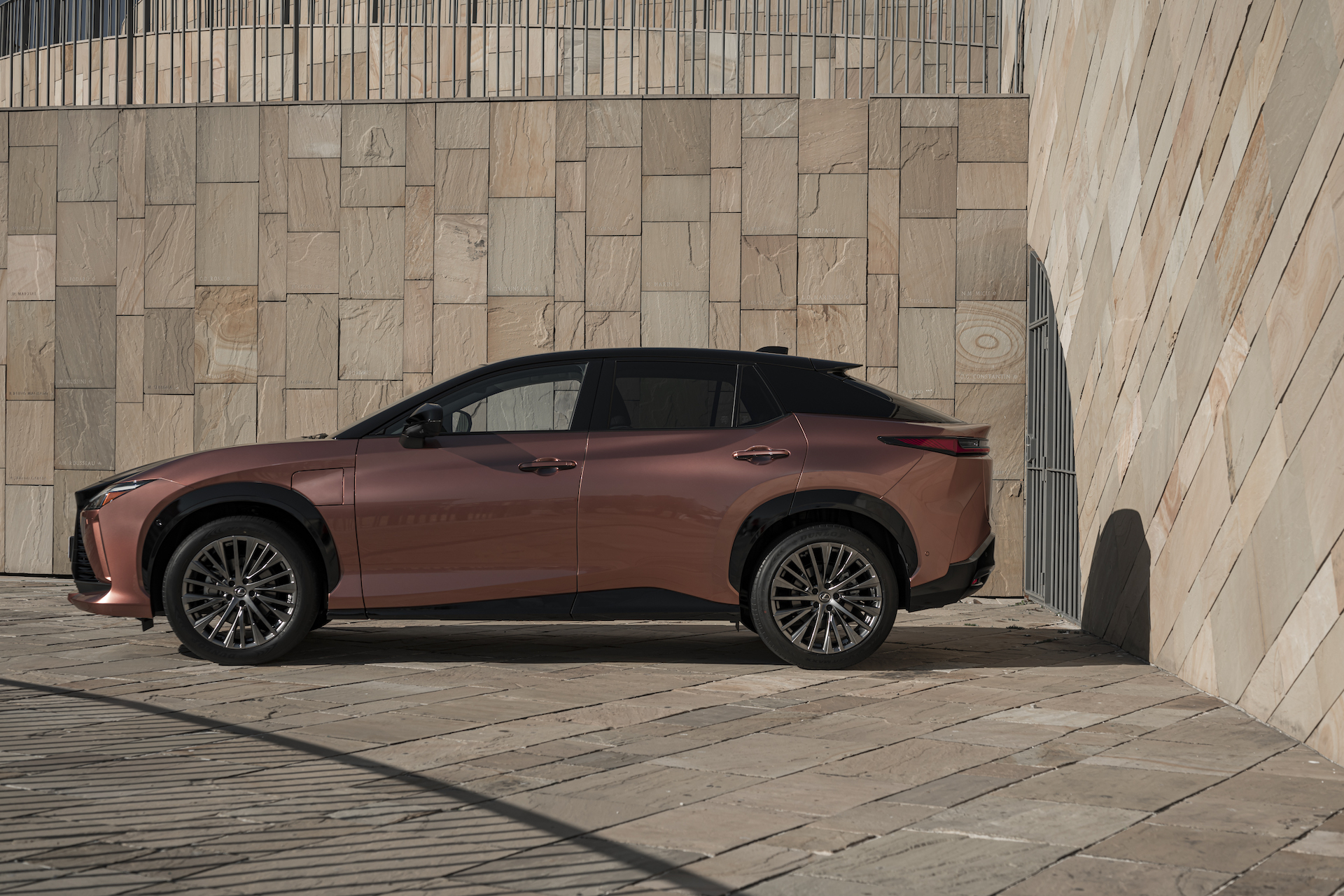 Lexus RZ Review 2023 | Performance & Pricing | carwow