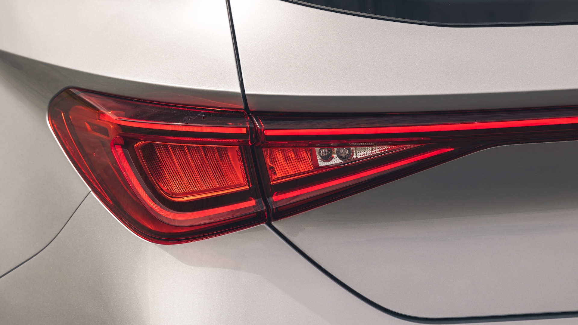 Cupra Leon Review 2025 | Interior, Price & Boot Space | Carwow