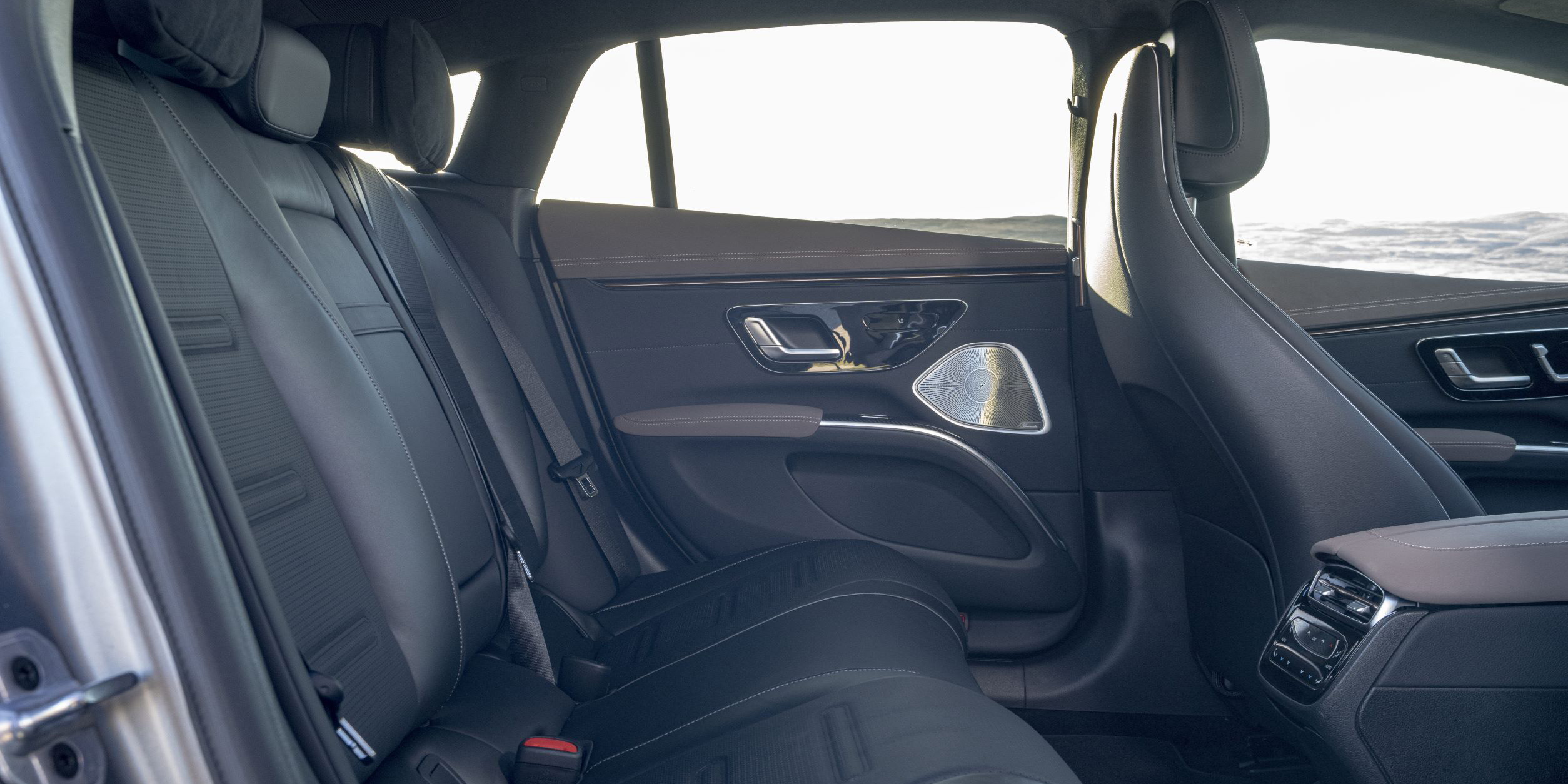 Mercedes-Benz EQS Review 2025 | Range, Interior & Price | Carwow