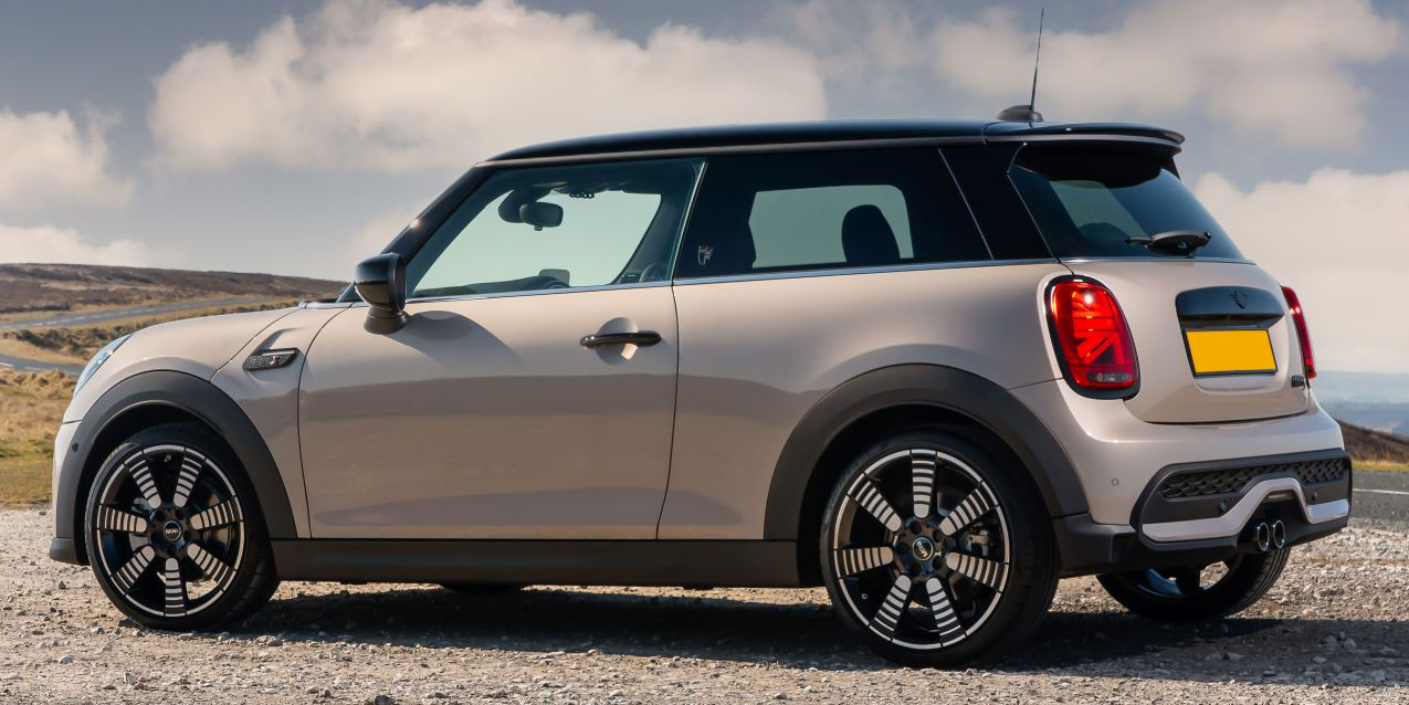 MINI 3-Door Hatch Review 2023 | Performance & Pricing | carwow