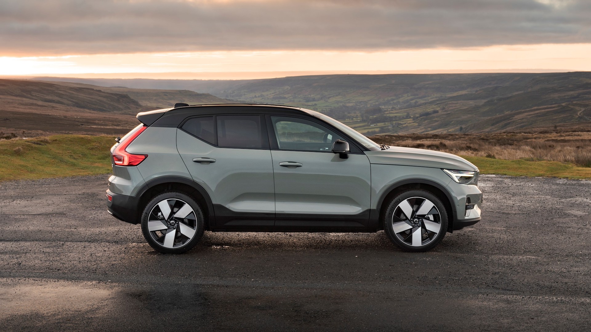 Volvo EX40 Review 2026 | Performance & Pricing | Carwow