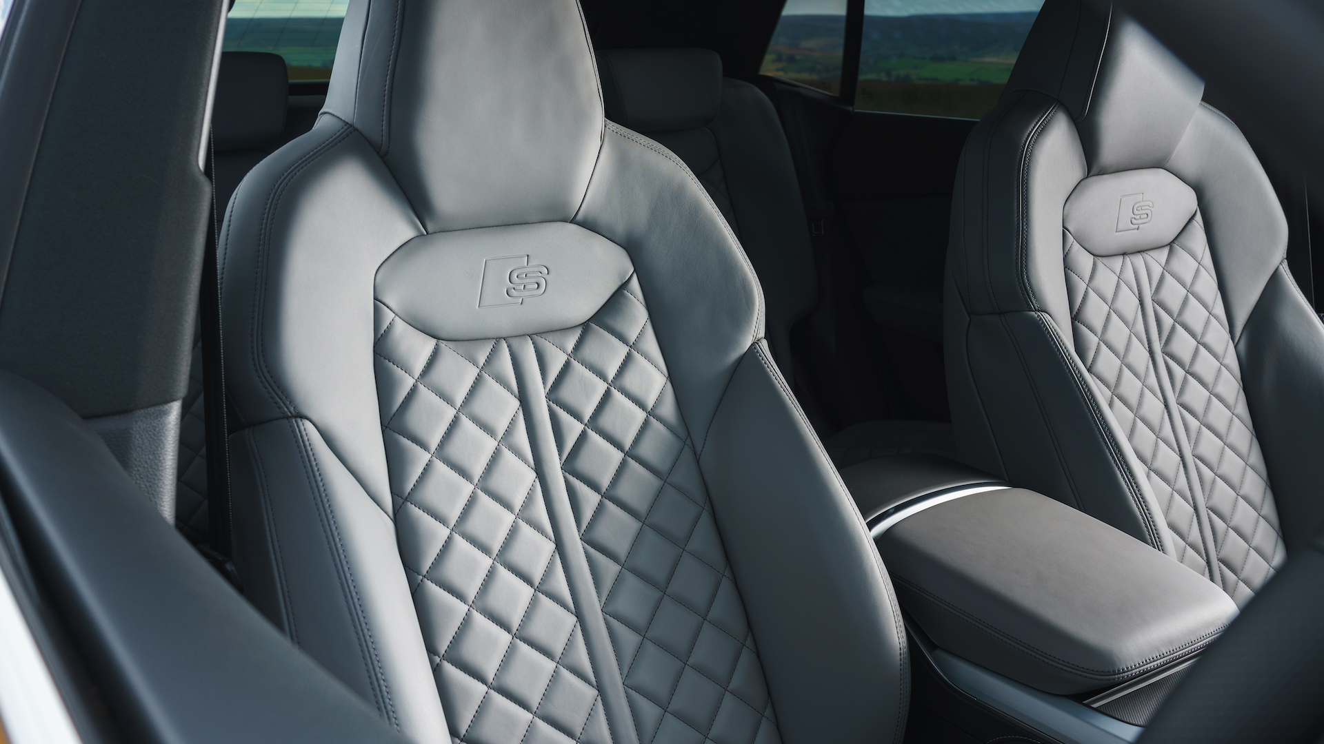 Audi Q8 Review 2024 | Performance & Pricing | Carwow