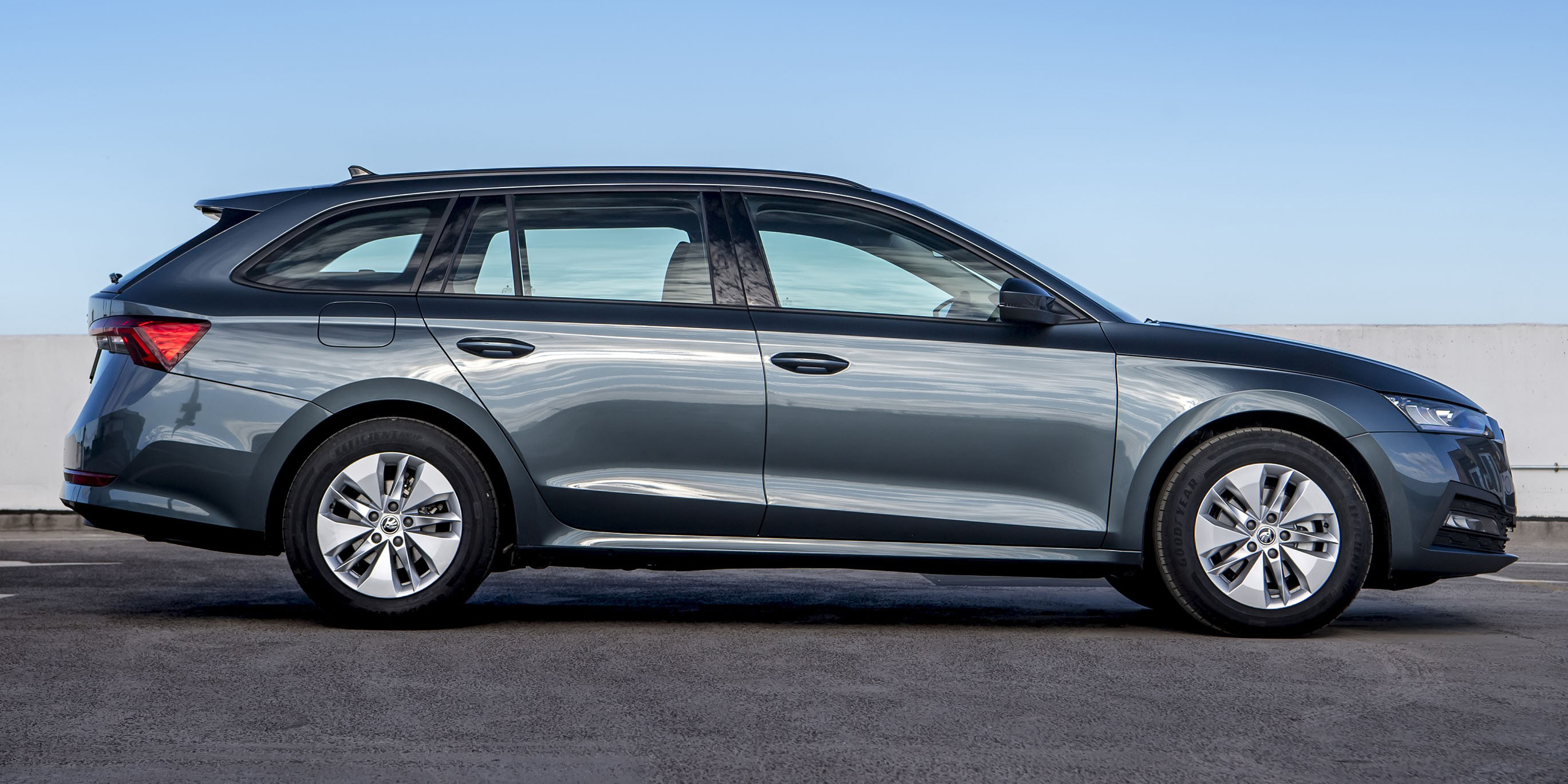Skoda Octavia Estate Review 2024 | Performance & Pricing | Carwow