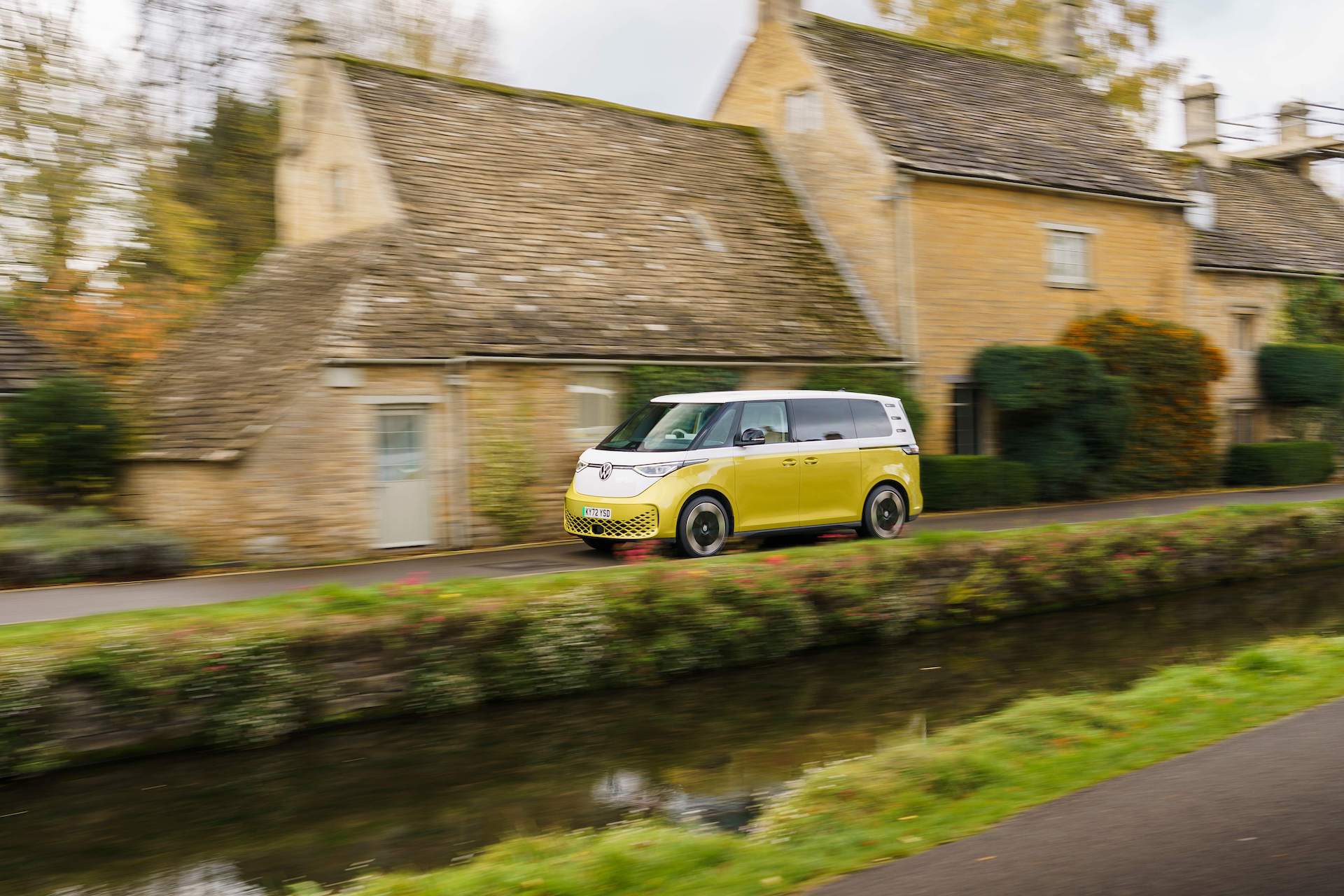 Volkswagen ID.Buzz Review 2023 | Performance & Pricing | carwow