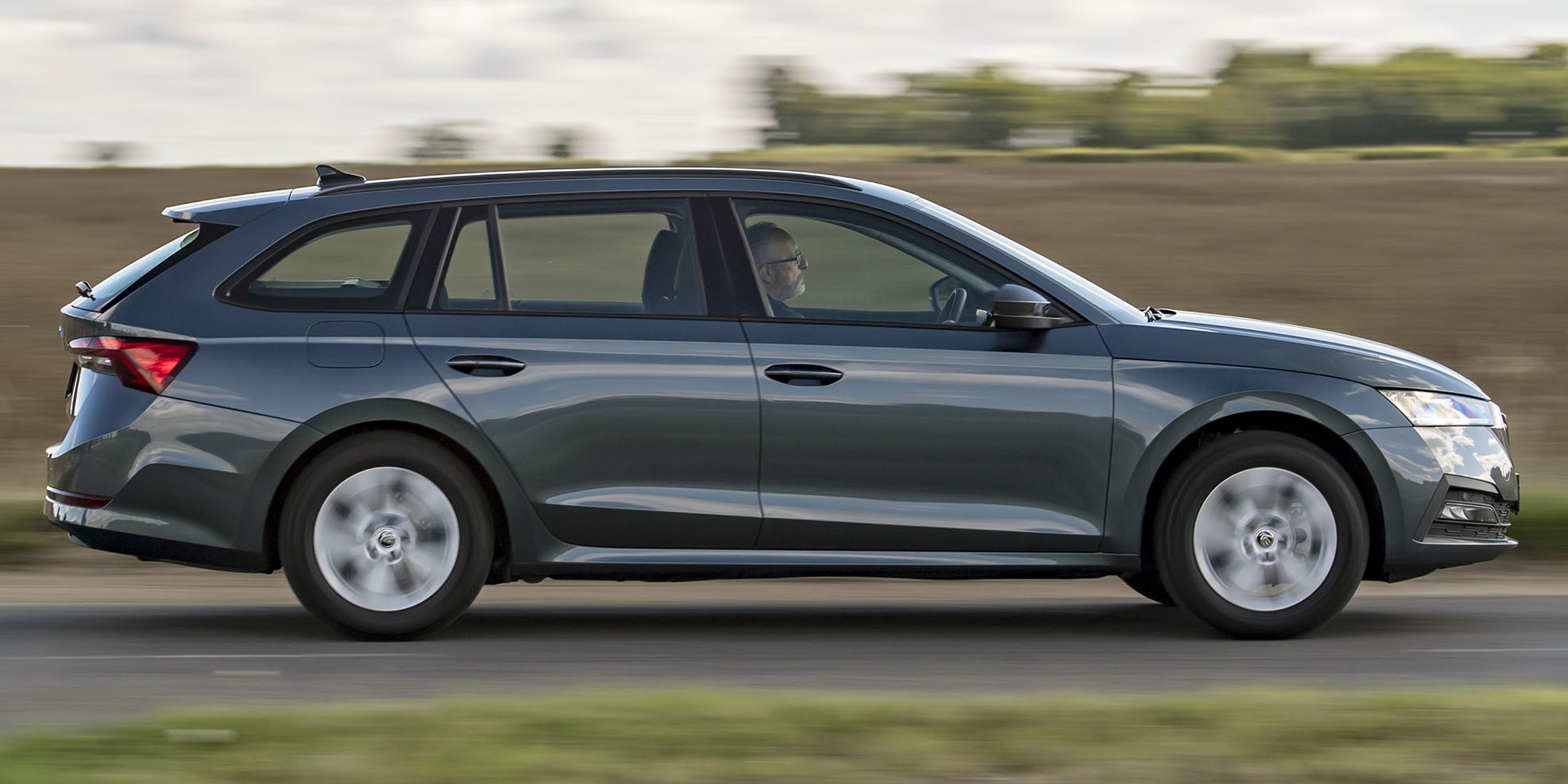 Skoda Octavia Estate Review 2024 | Performance & Pricing | Carwow