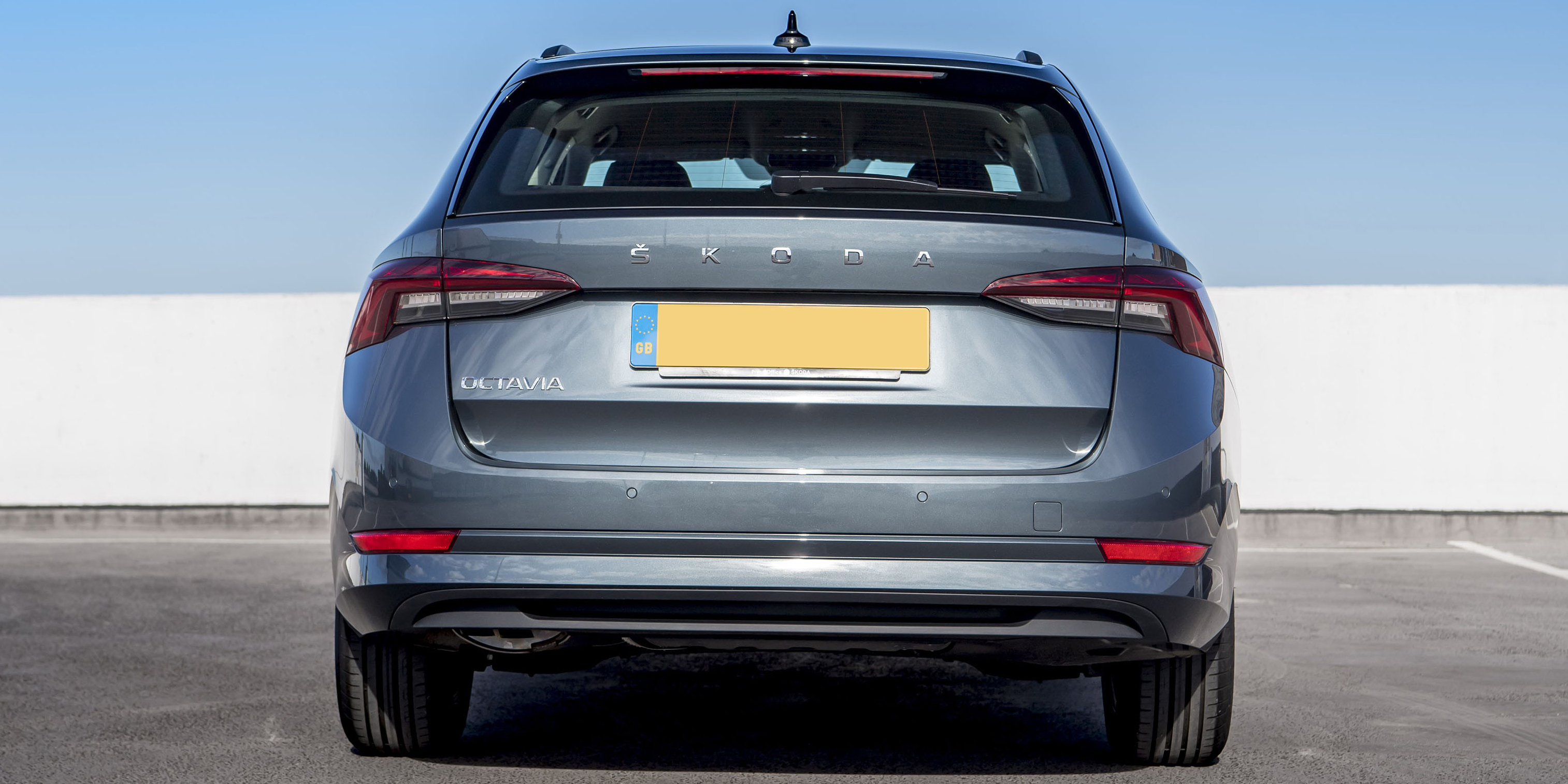 Skoda Octavia Estate Review 2025 | Performance & Pricing | Carwow