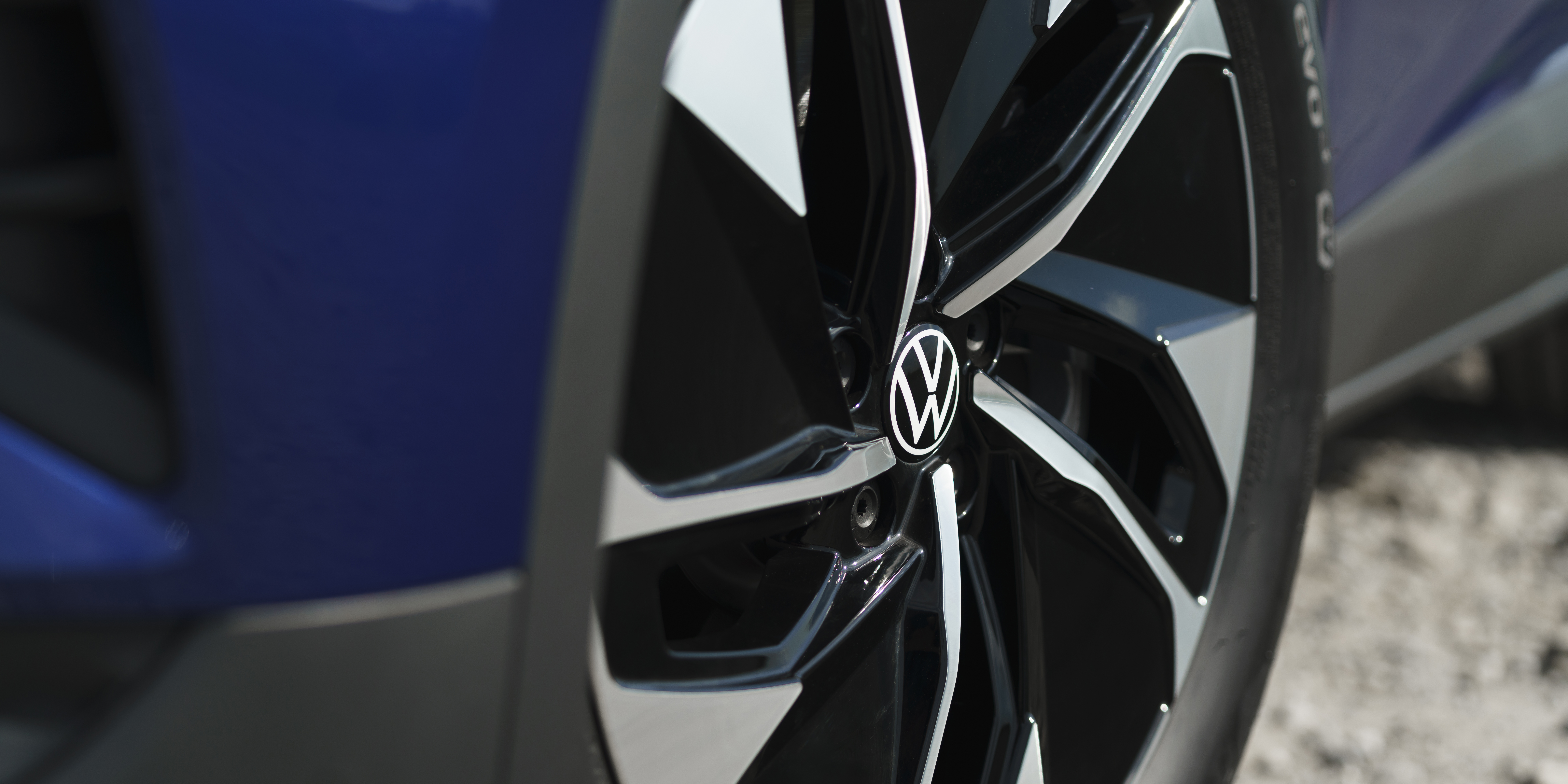 VW ID4 Review 2024 | Electric Range, Interior & Price | Carwow