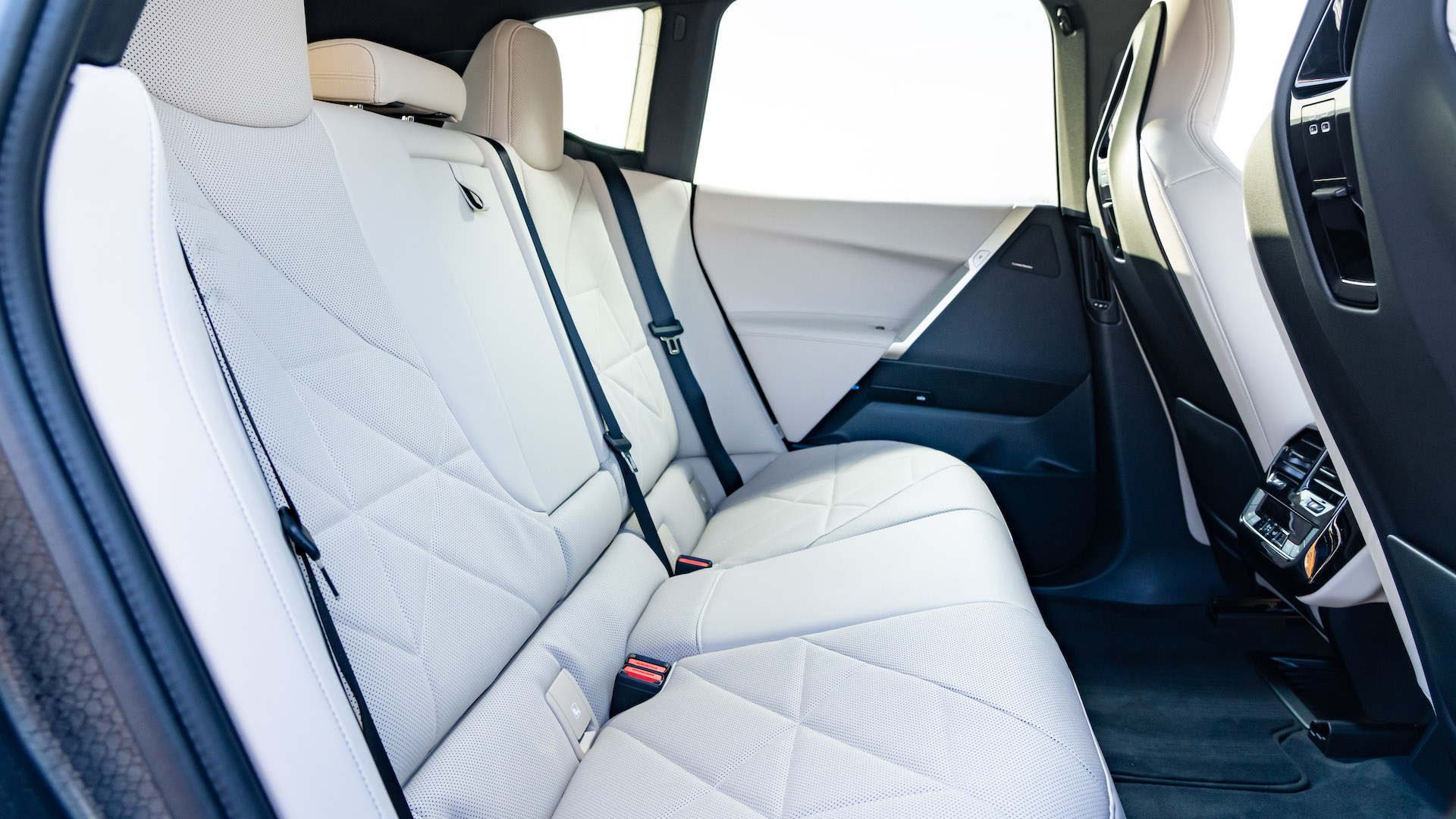 BMW iX Review 2024 | Electric Range, Interior & Price | Carwow