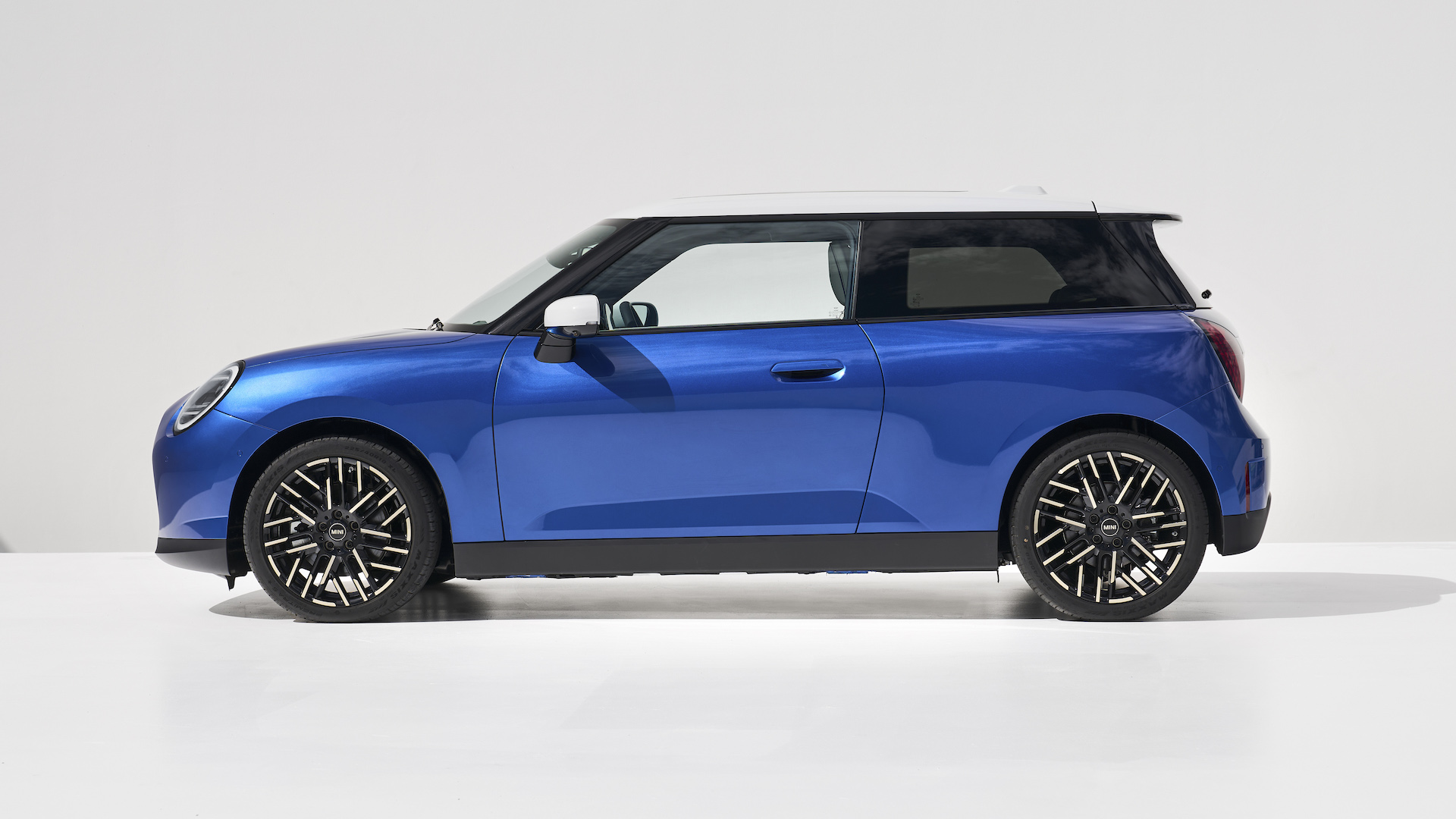 MINI Cooper Electric Review 2024 | Performance & Pricing | Carwow