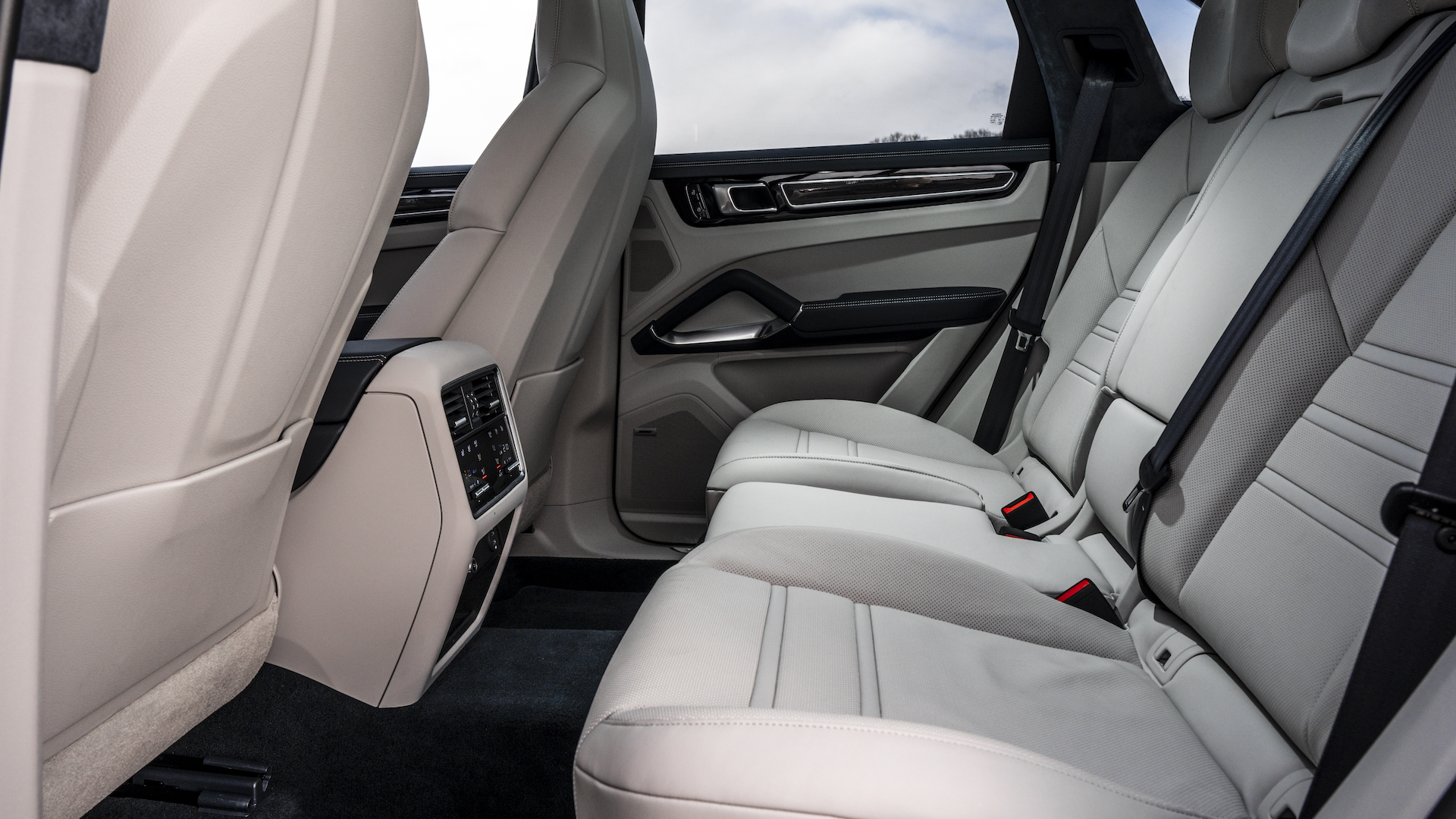 Porsche Cayenne Review 2024 | Performance & Pricing | carwow