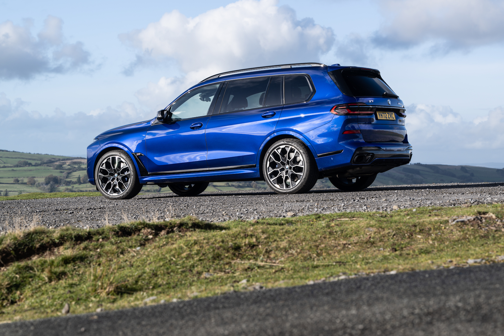 BMW X7 M60i Review 2024 | Performance & Pricing | Carwow