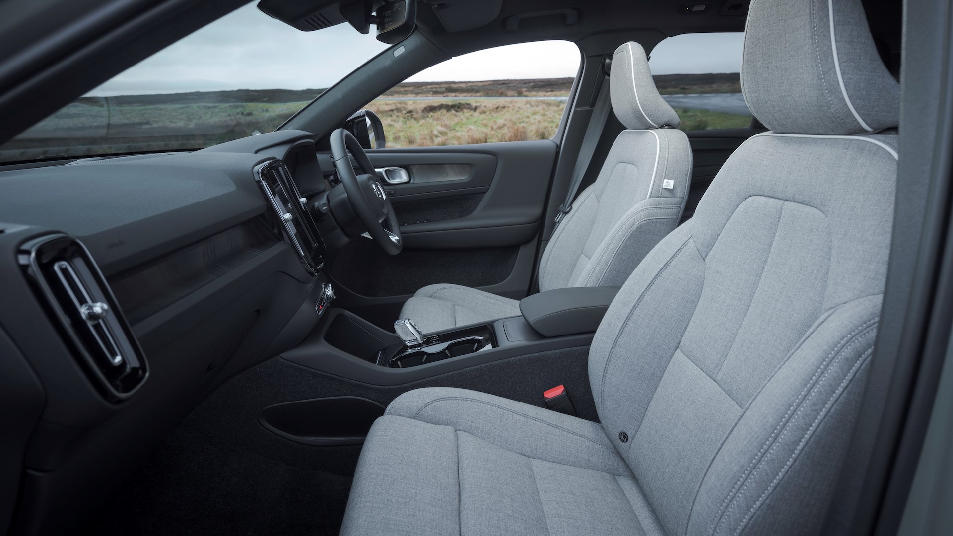 Volvo EX40 Review 2026 | Performance & Pricing | Carwow