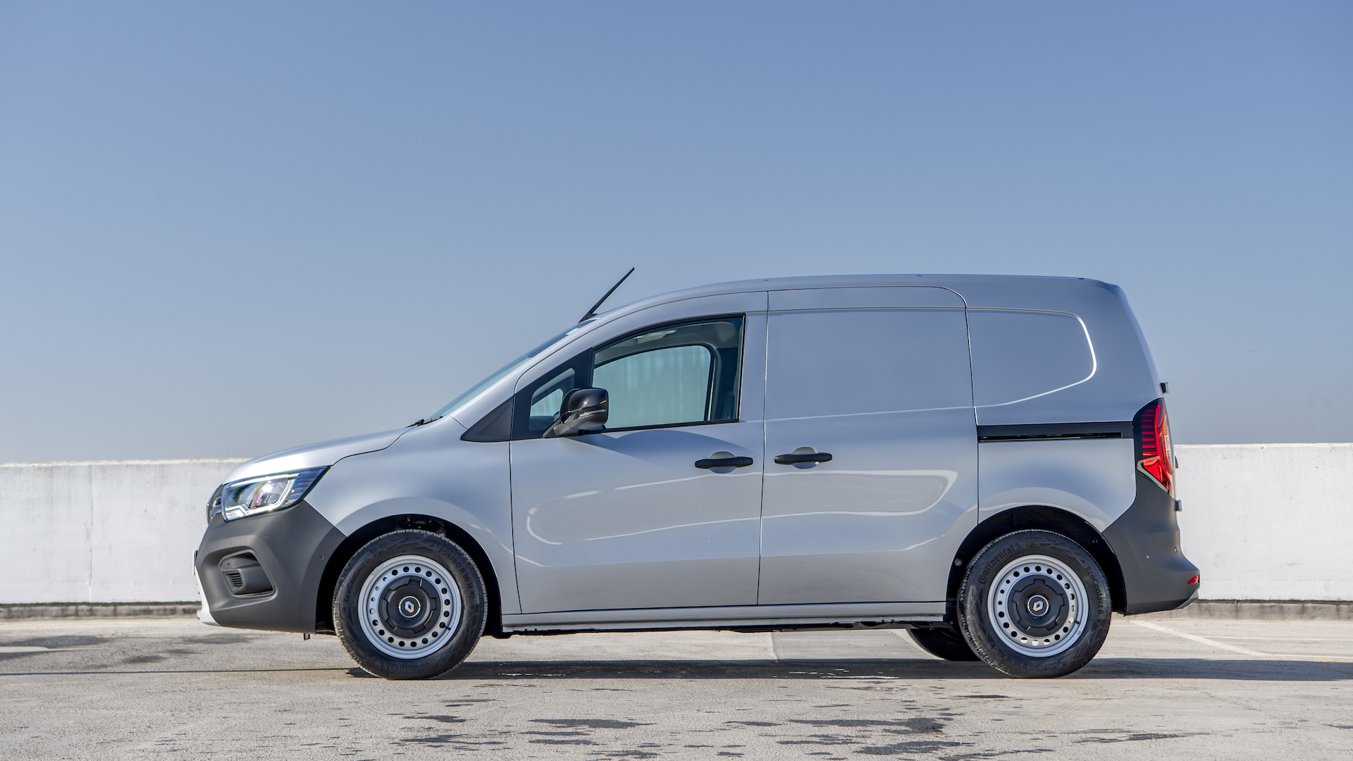 Renault Kangoo Review 2026 | Performance & Pricing | Carwow