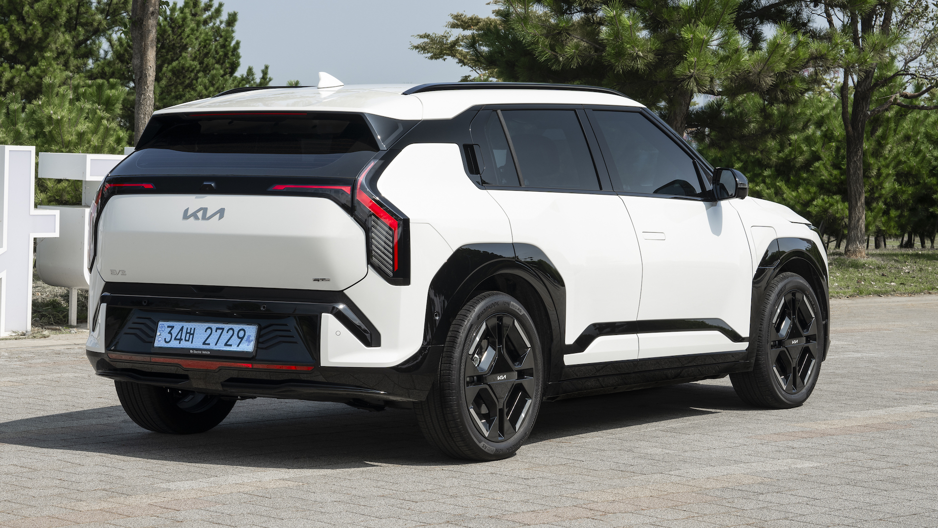 Kia EV3 Review 2024 | Performance & Pricing | Carwow