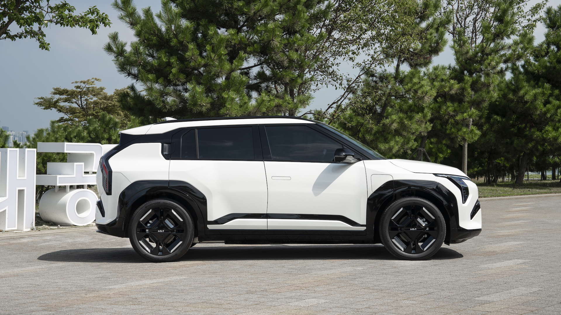 Kia EV3 Review 2024 | Performance & Pricing | Carwow