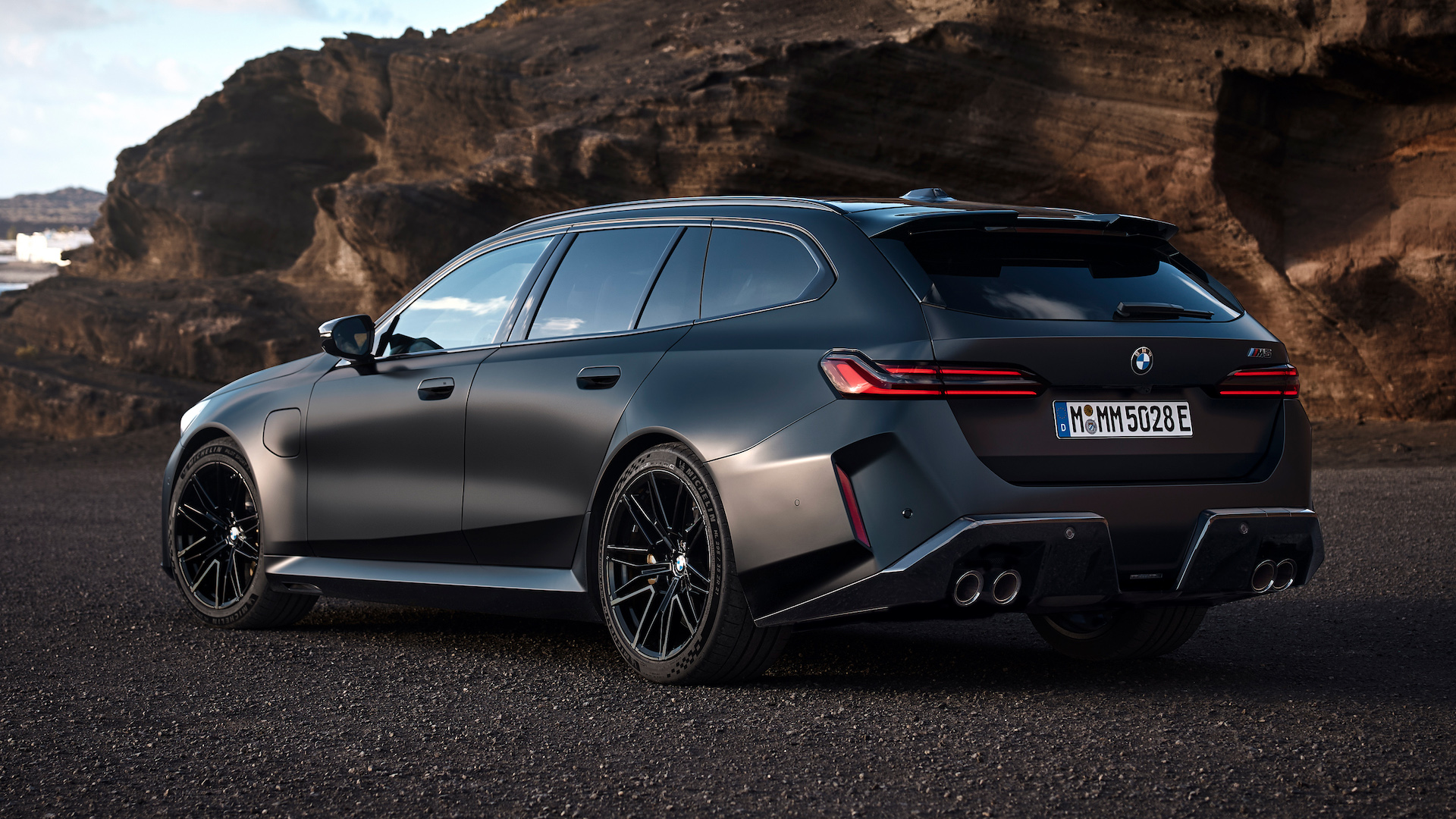 BMW M5 Touring Review 2025 | Performance & Pricing | Carwow