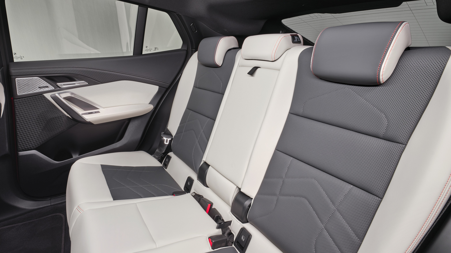 BMW iX2 | Interior y maletero | Carwow