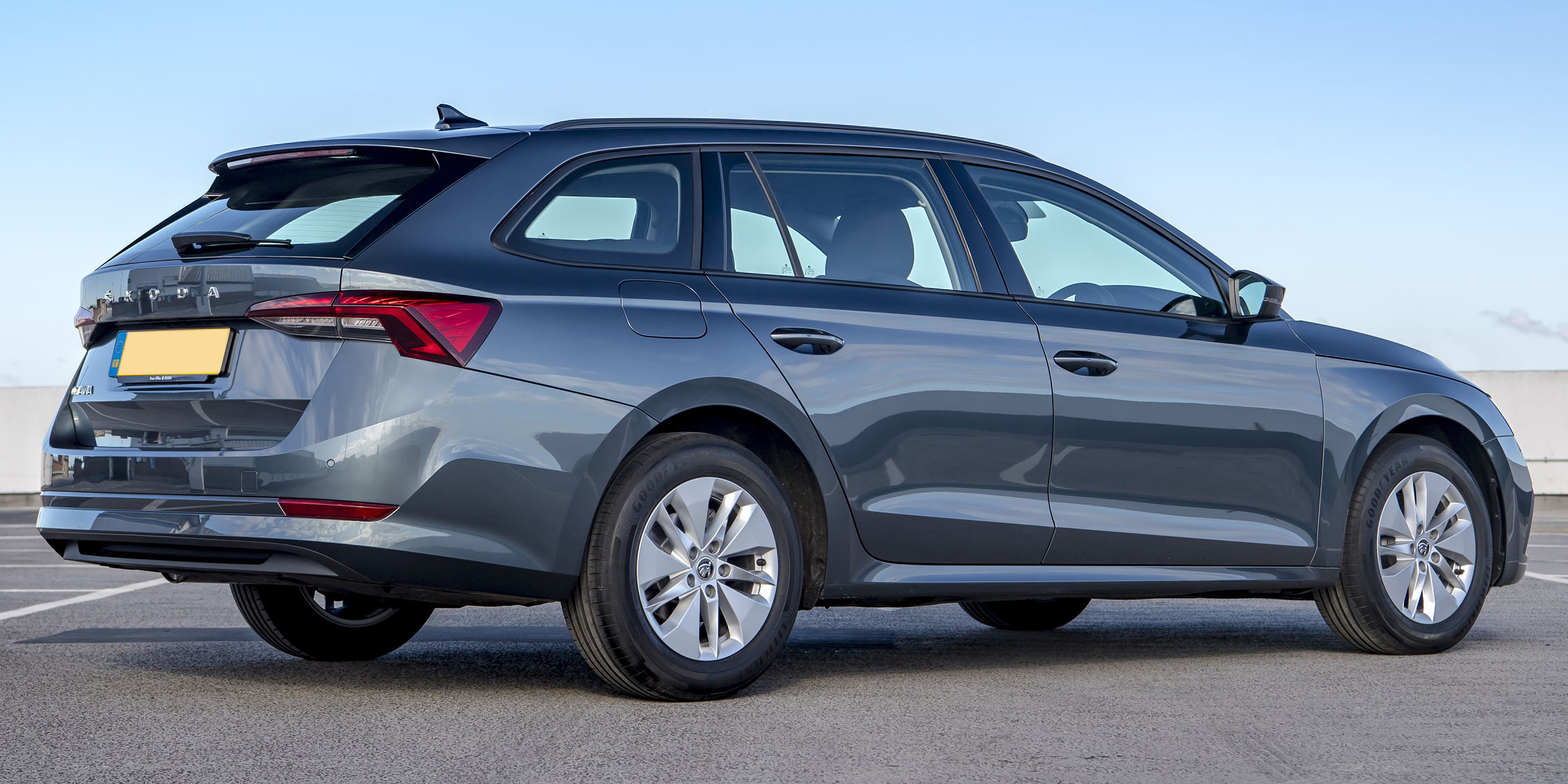 Skoda Octavia Estate Review 2024 | Performance & Pricing | Carwow