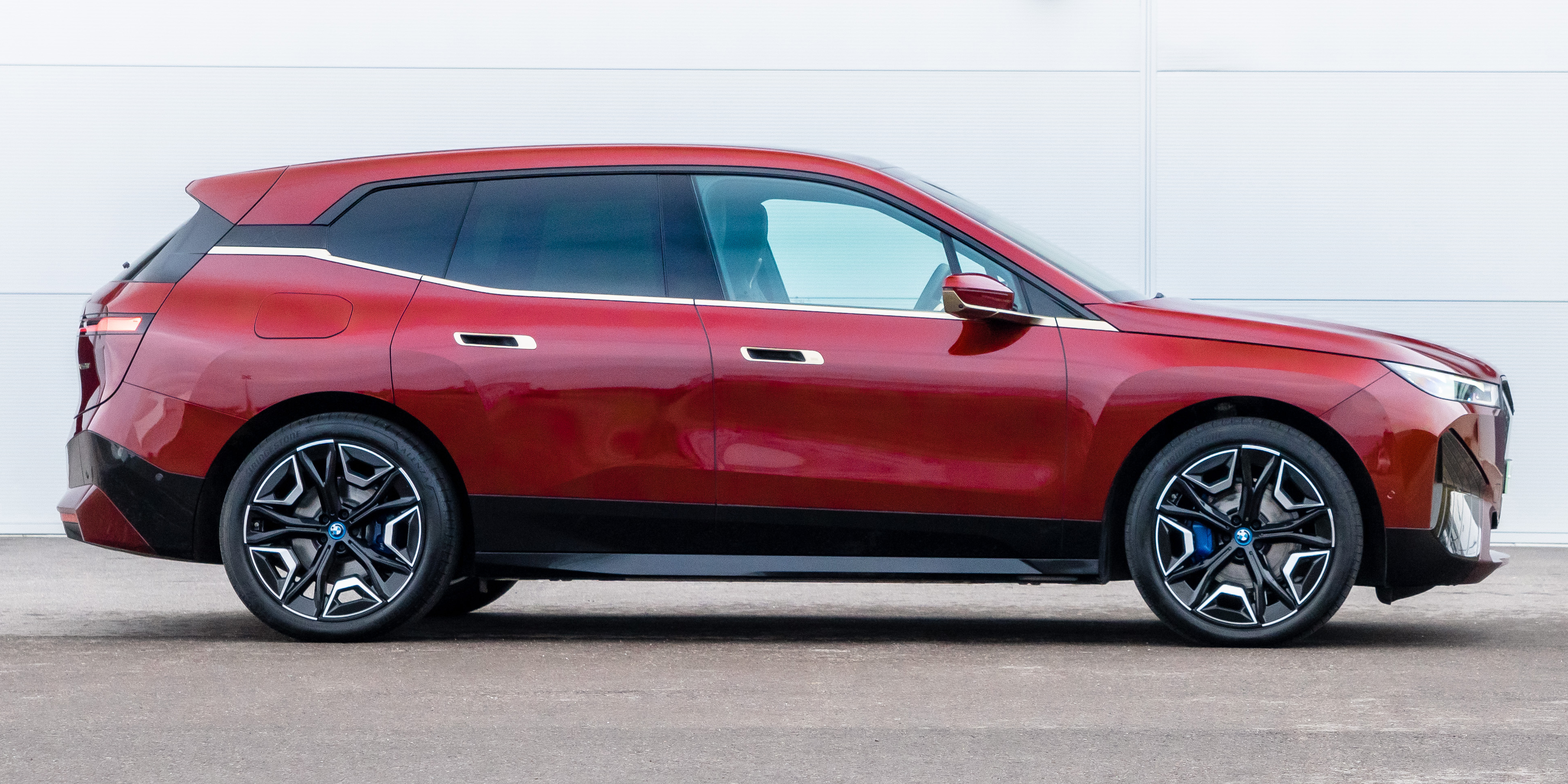 BMW iX Review 2024 | Electric Range, Interior & Price | carwow