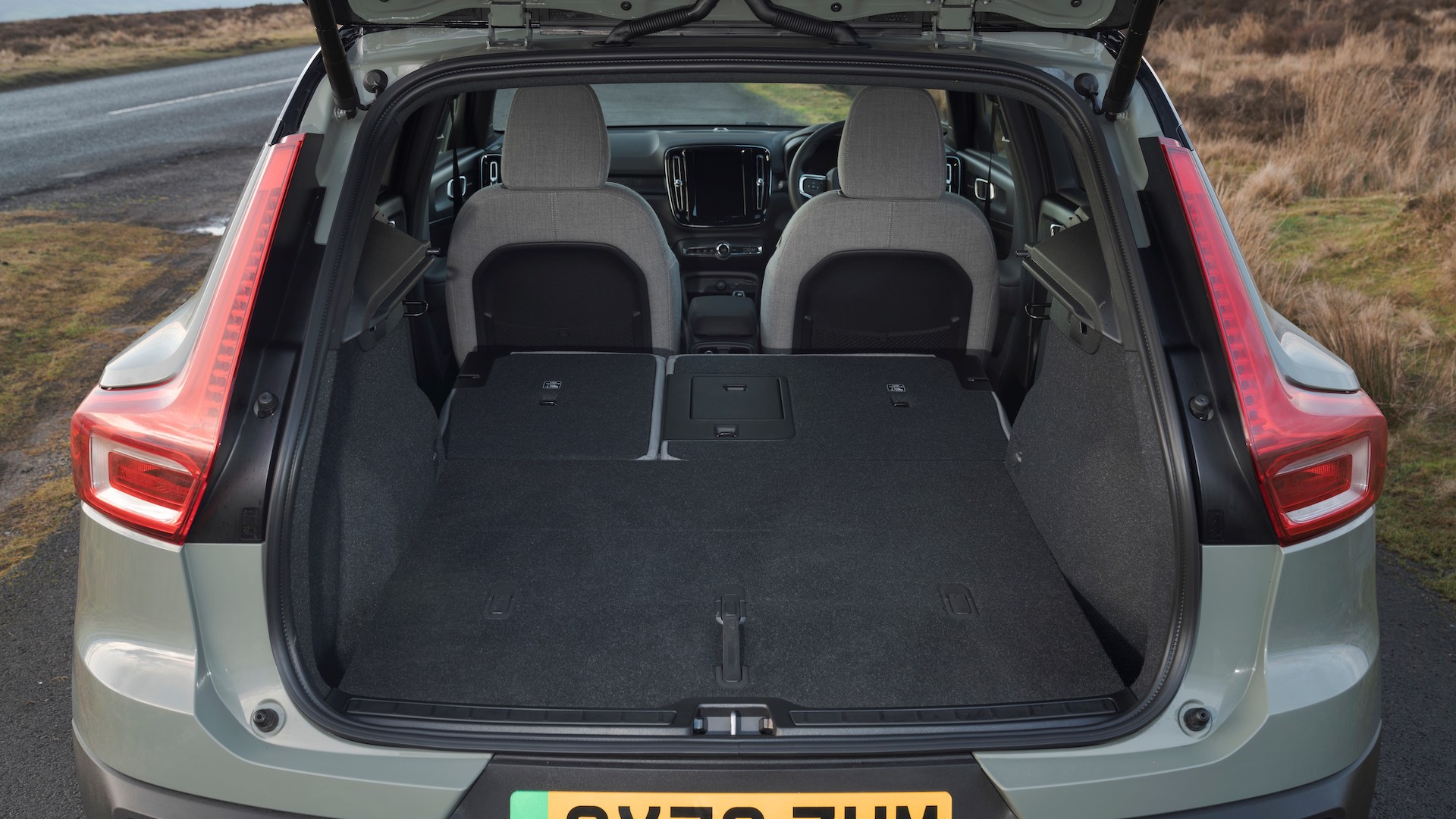 Volvo EX40 Review 2026 | Performance & Pricing | Carwow