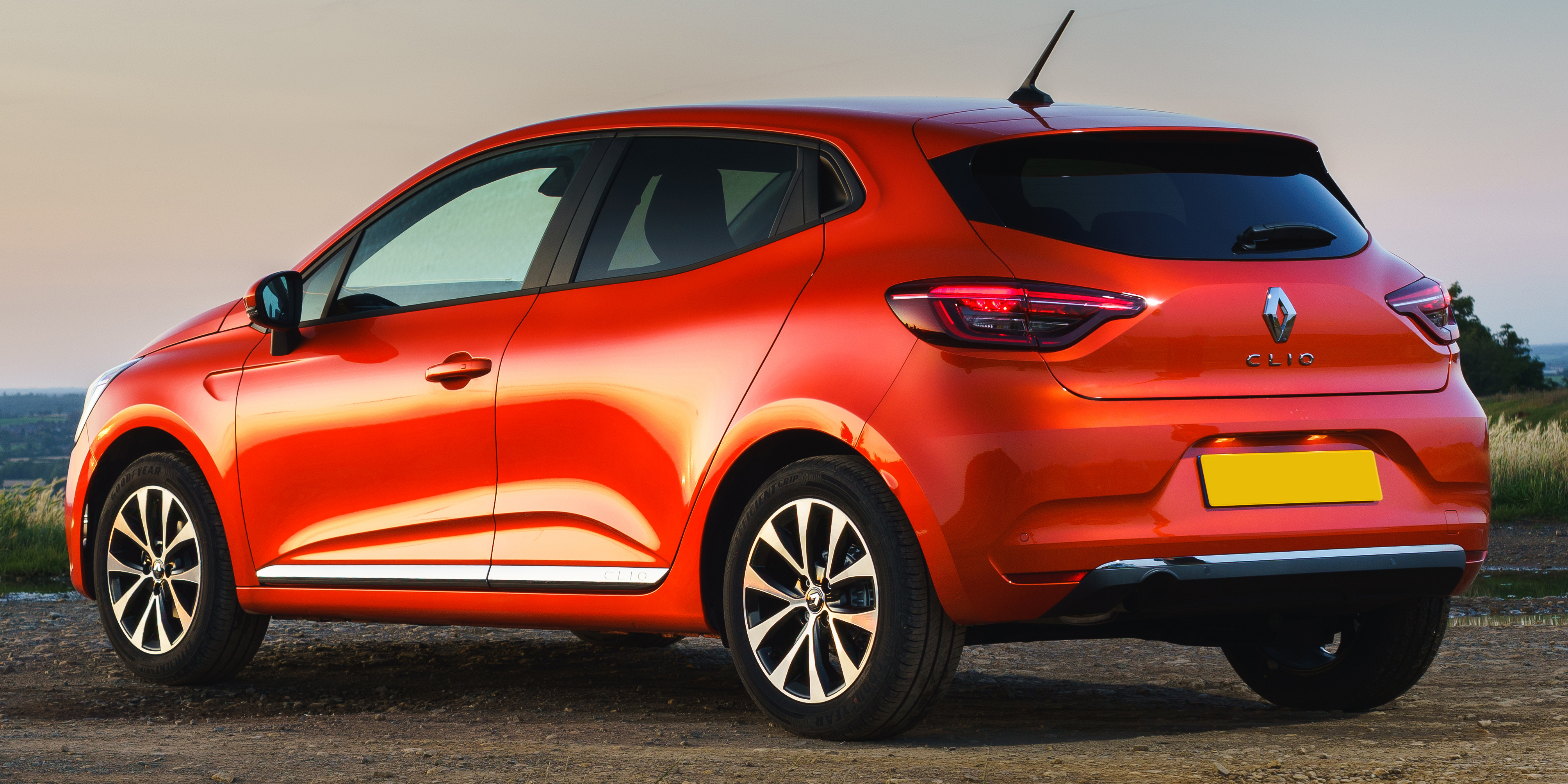 Renault Clio Review 2023 | Performance & Pricing | carwow