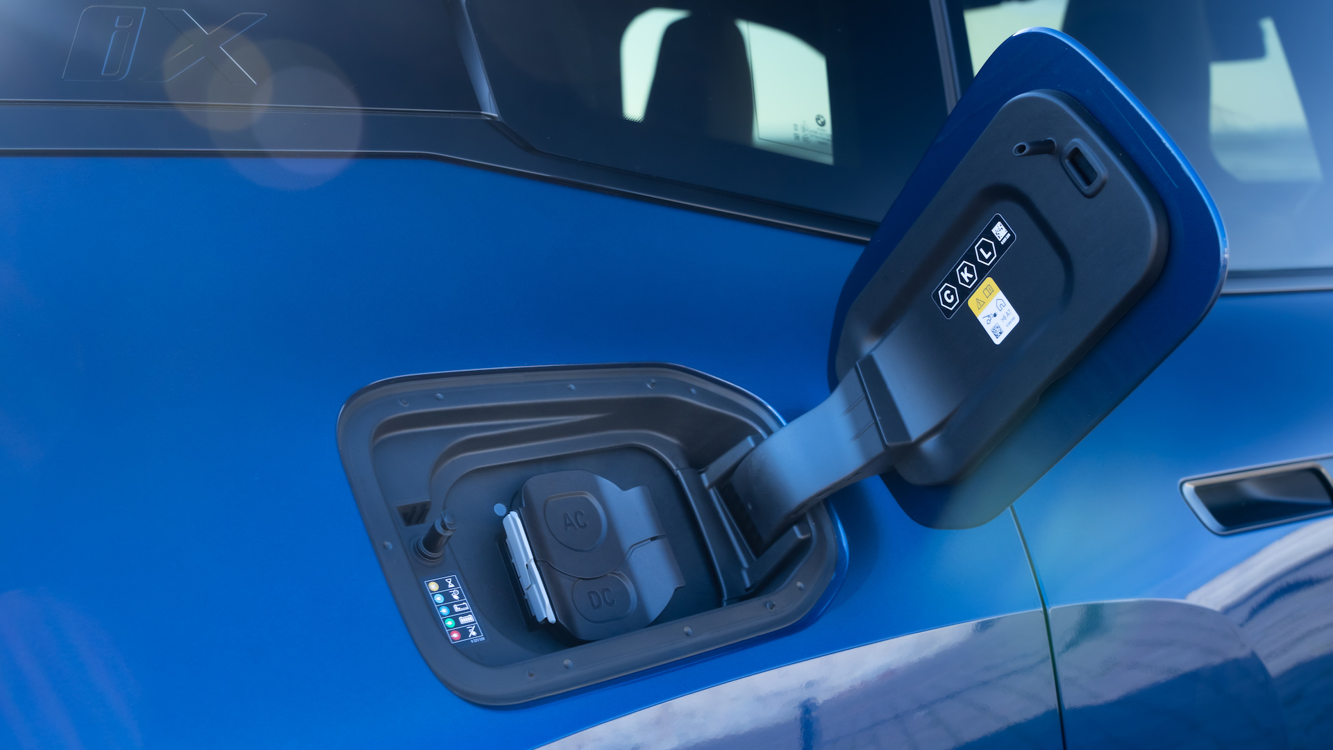 BMW iX Review 2025 | Electric Range, Interior & Price | Carwow