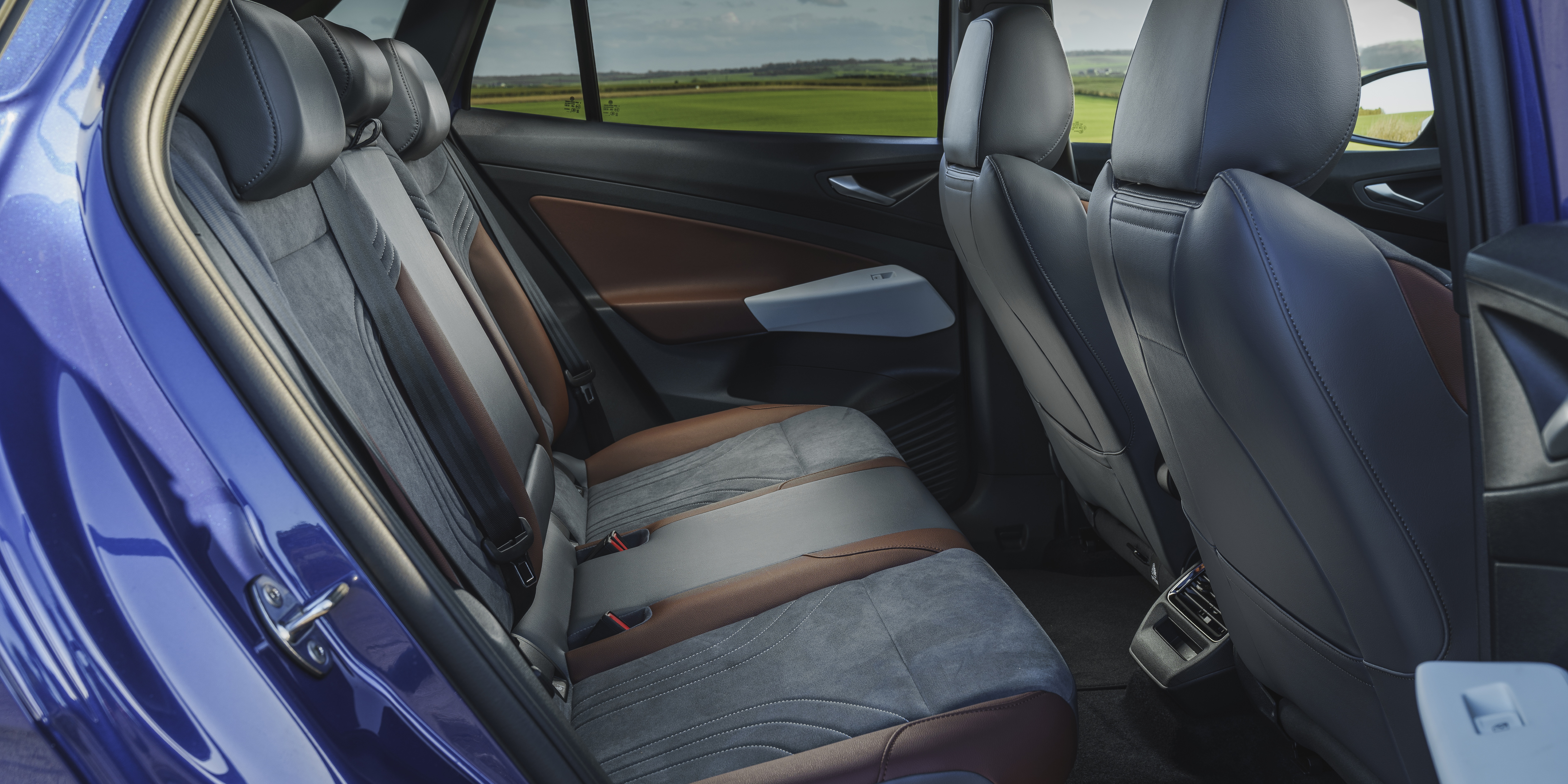 VW ID4 Review 2024 | Electric Range, Interior & Price | Carwow