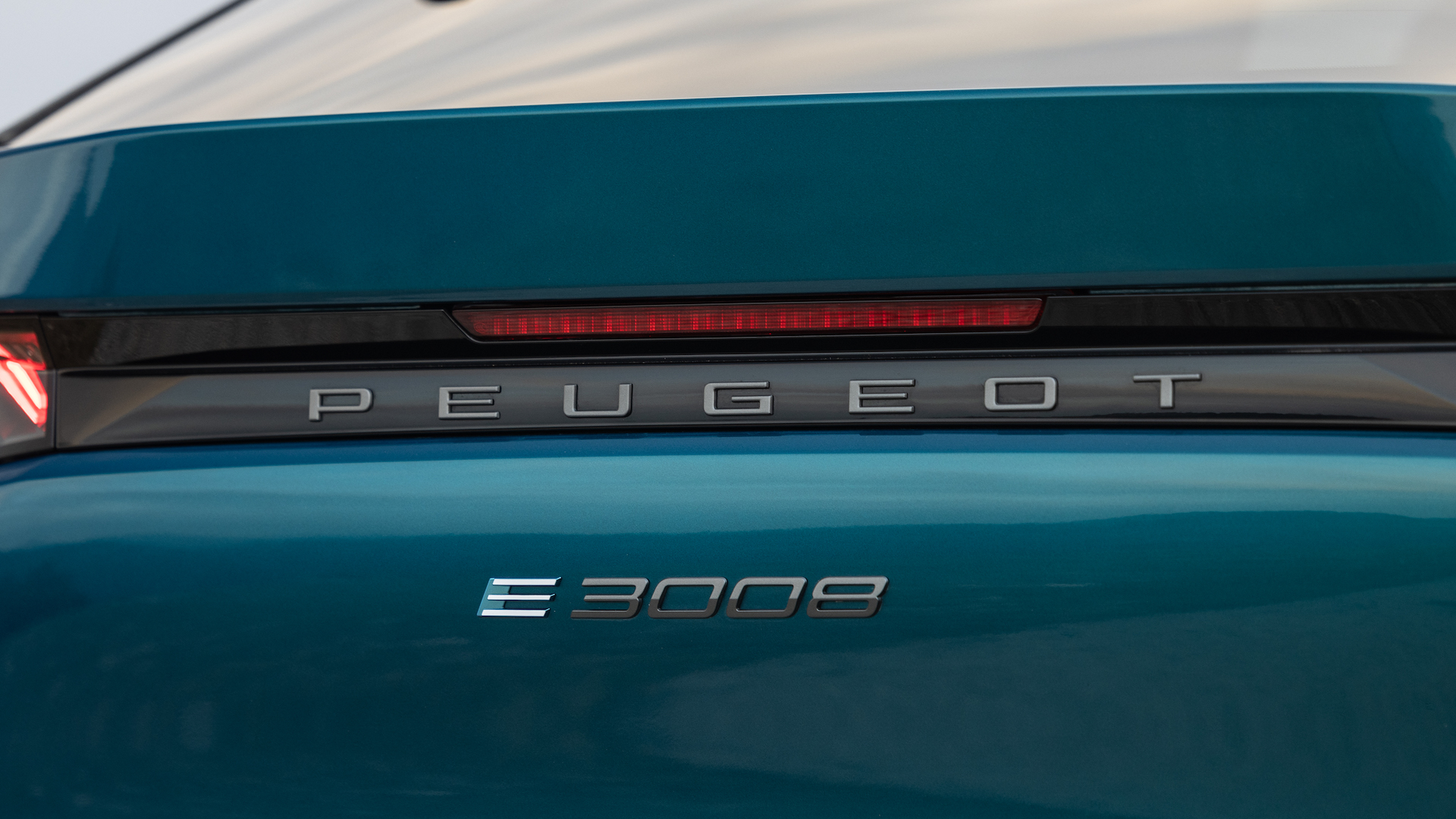 Peugeot E-3008 Review 2024 | Performance & Pricing | Carwow