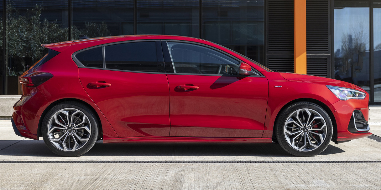 Ford Focus Review 2023 | Performance & Pricing | carwow