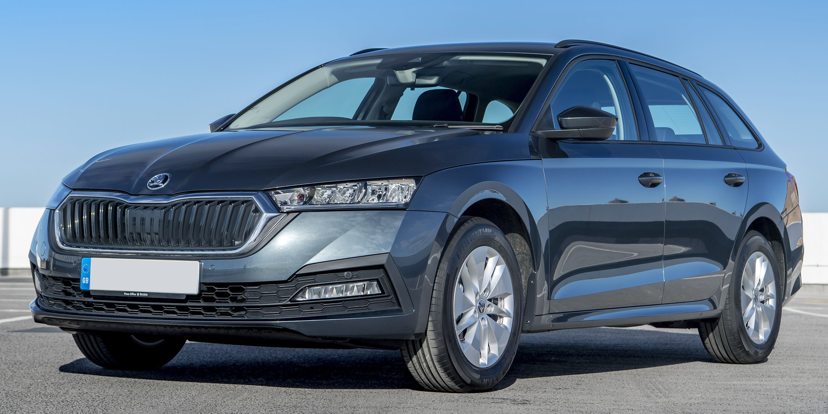 Skoda Octavia Estate Review 2025 | Performance & Pricing | Carwow